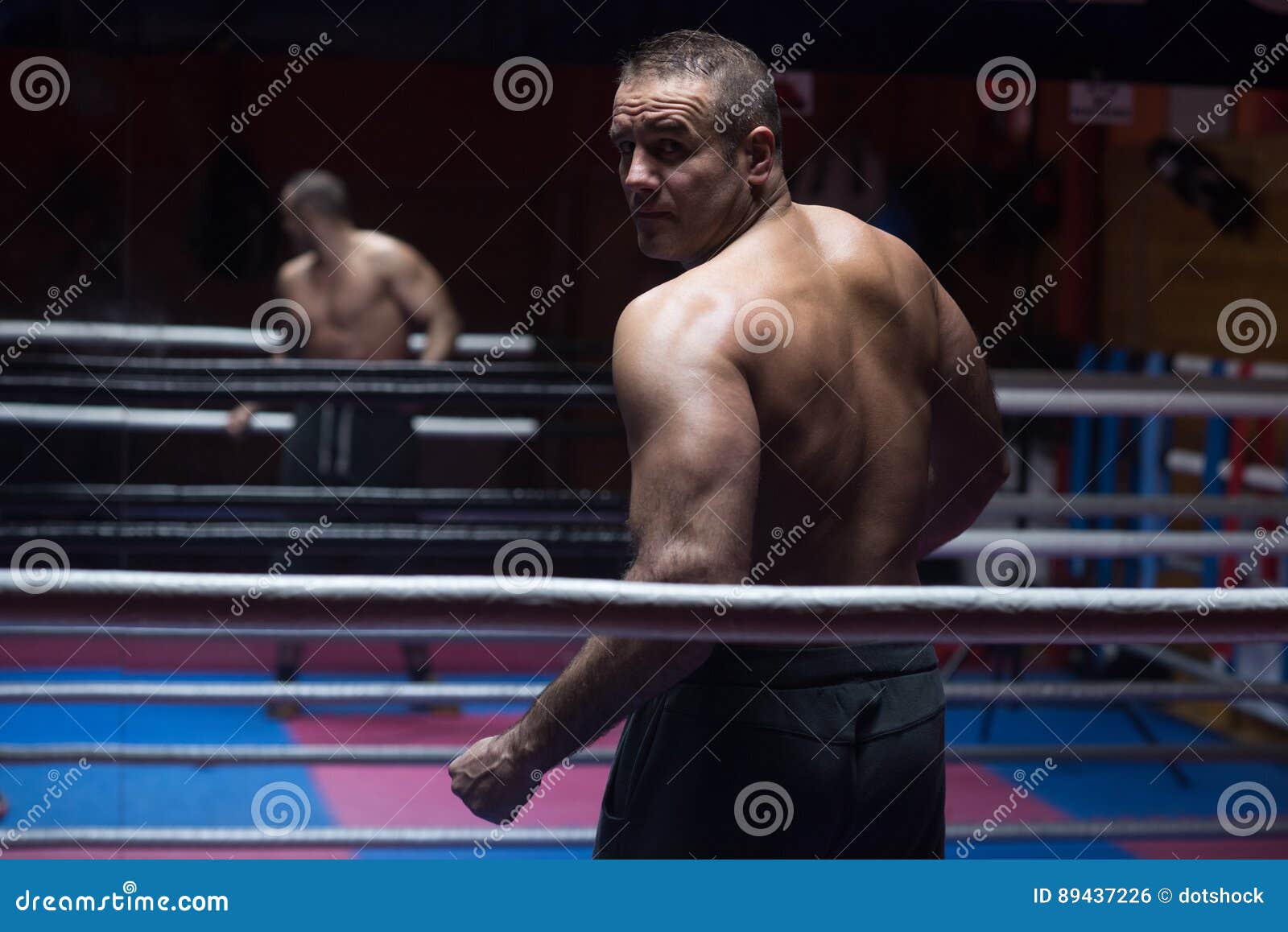 Kickboxer Profesional Muscular Foto de archivo - Imagen de kickboxing ...