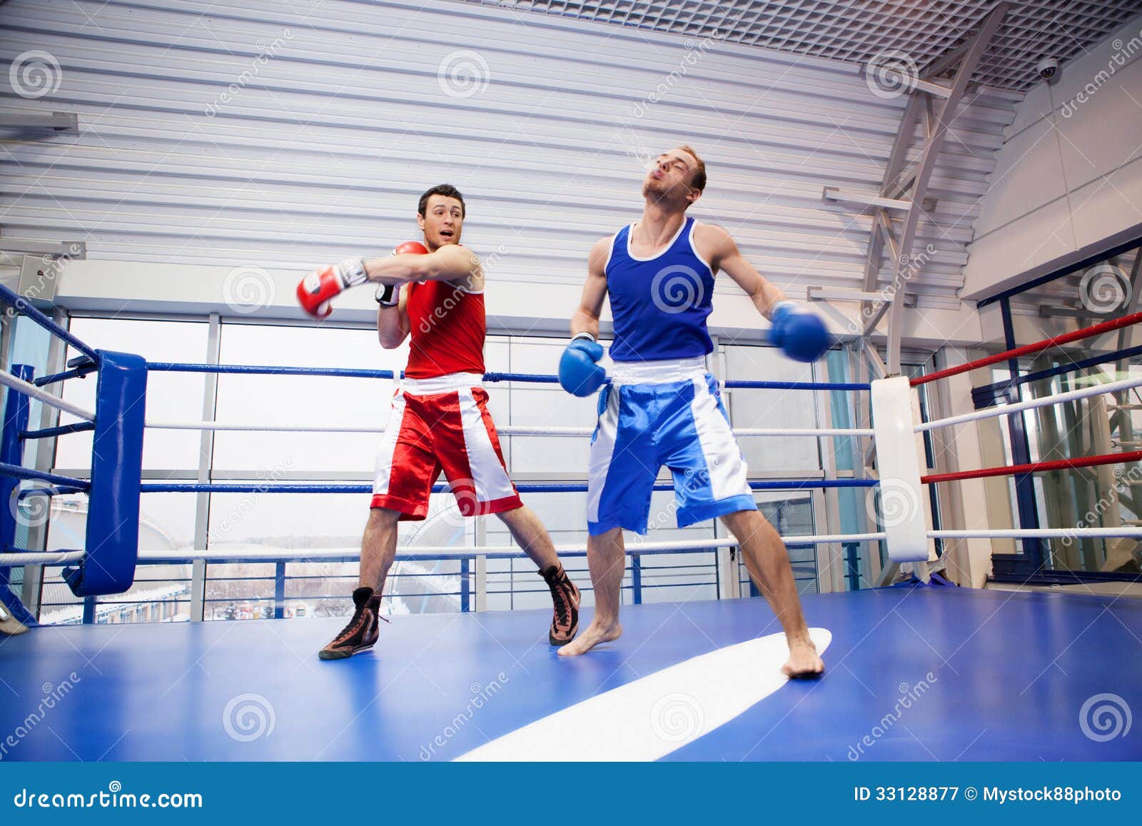 Kickboxing. stock afbeelding. Image of gezichts, handschoen - 33128877