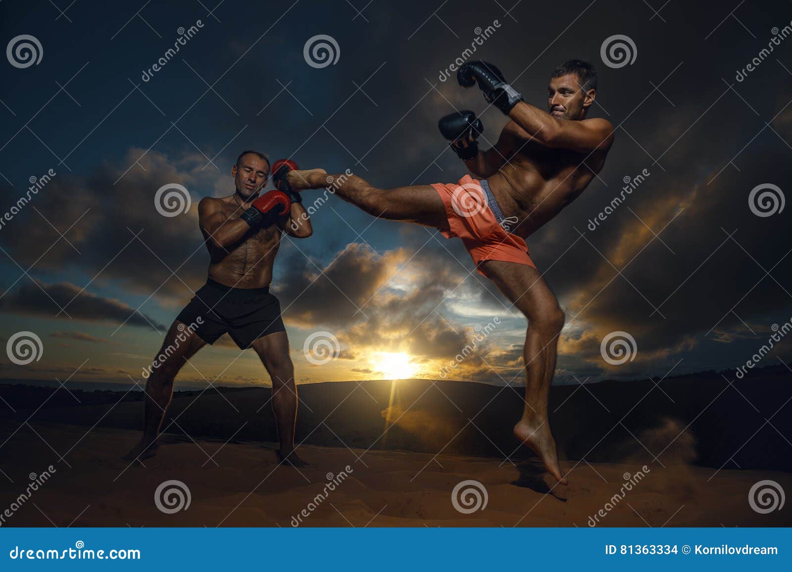 Kickboxing stockfoto. Bild von dynamisch, hoch, hintergrund - 81363334