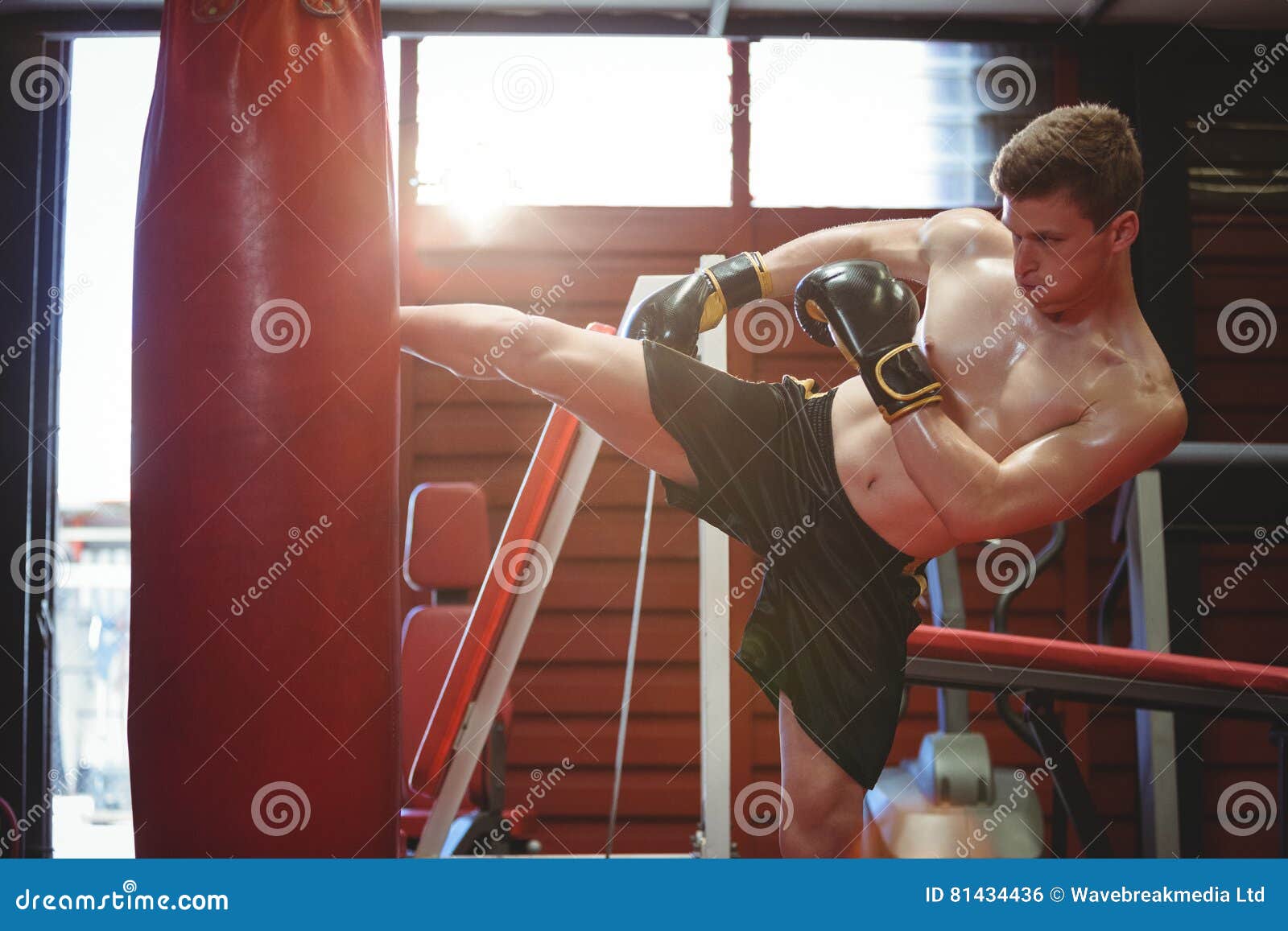 Kickboxing De Pratique De Boxeur Photo stock - Image du sain ...