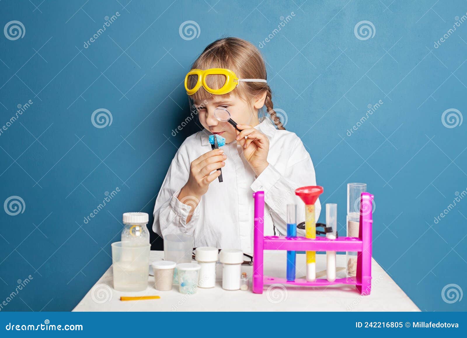 Kid Doing Science Experiments. Child Girl and Science Education Stock ...