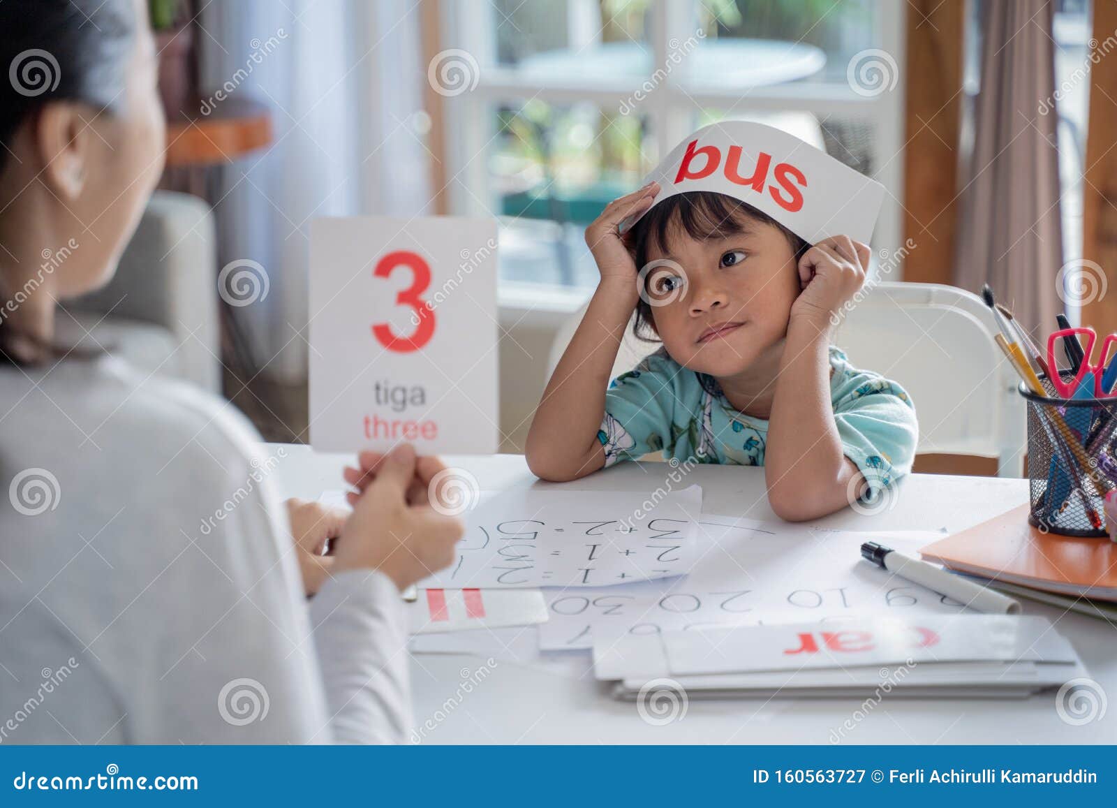 Kid Enjoy Learning Number and Word Using Flashcard Stock Image - Image ...