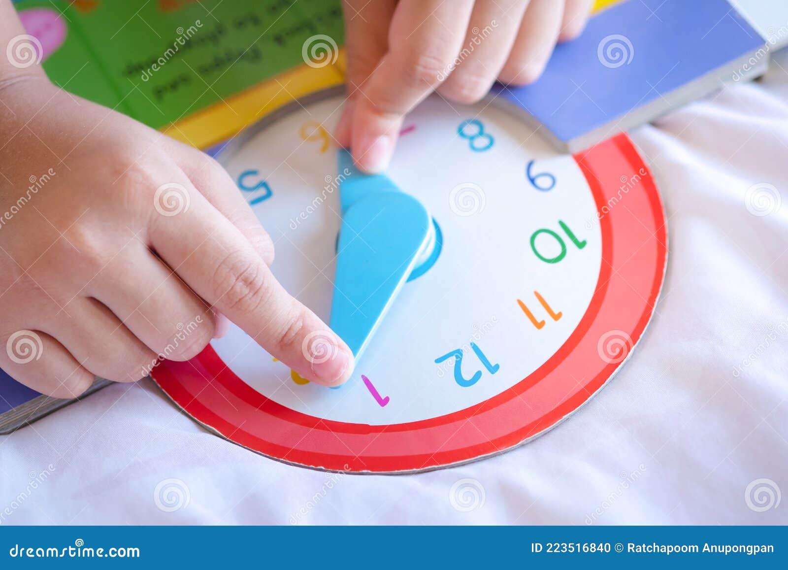 Kid Play Telling Time Game, Young Children To Learn How To Read an ...