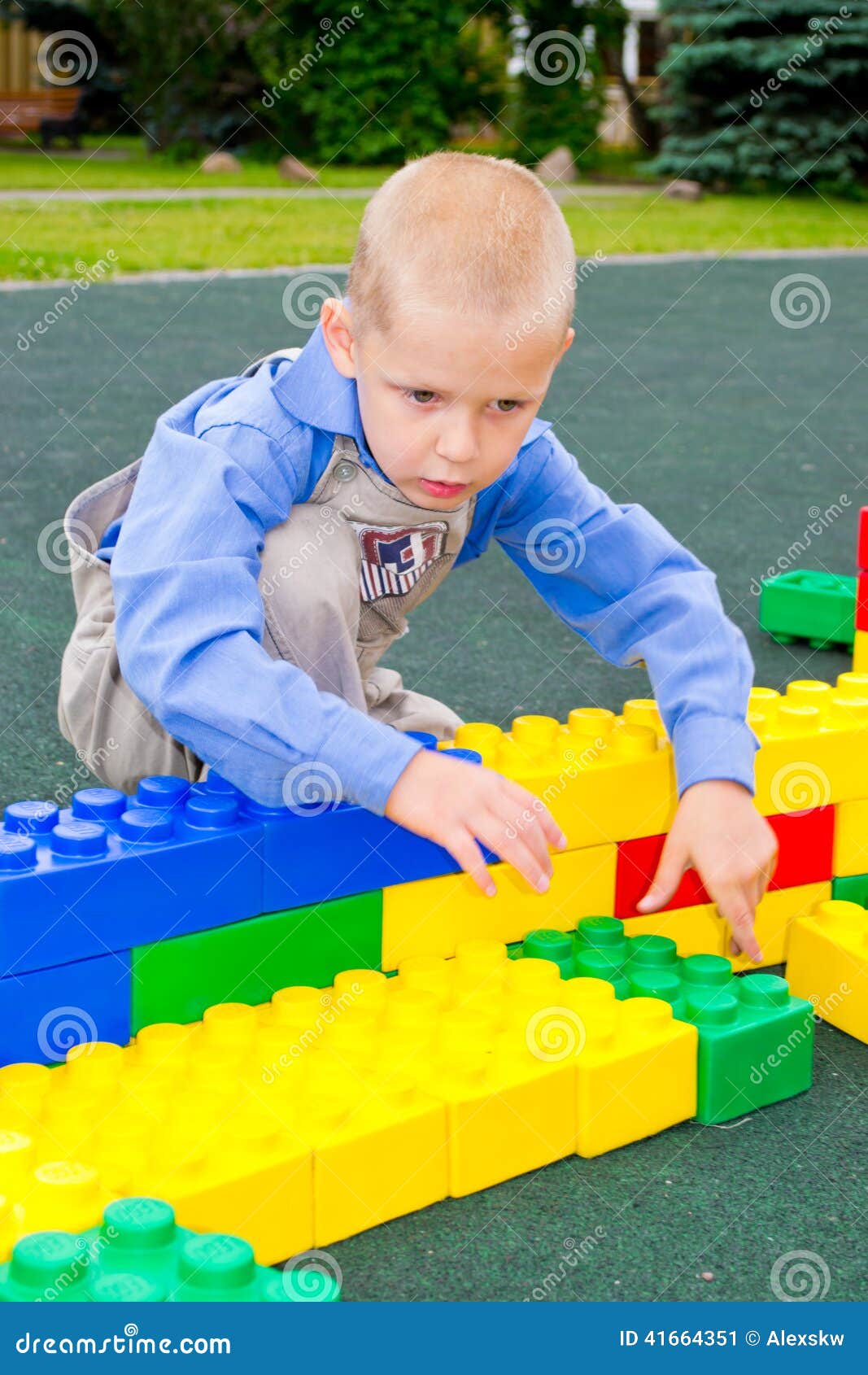 Kid playing with cubes stock image. Image of builds, designer - 41664351