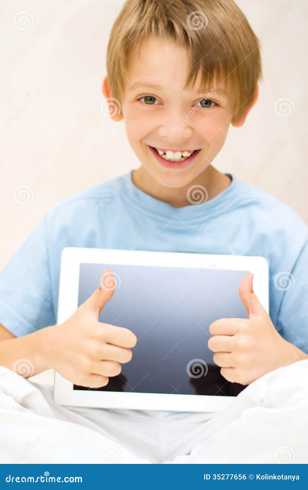 Kid using tablet computer stock photo. Image of game - 35277656