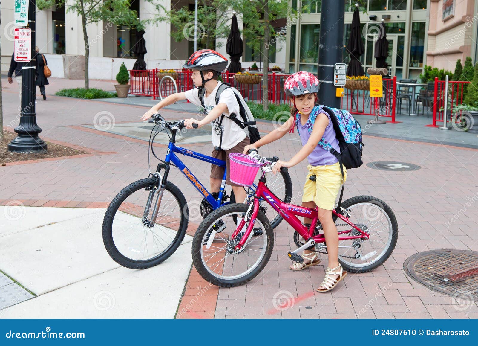 Kids Biking to School editorial image. Image of escuela - 24807610