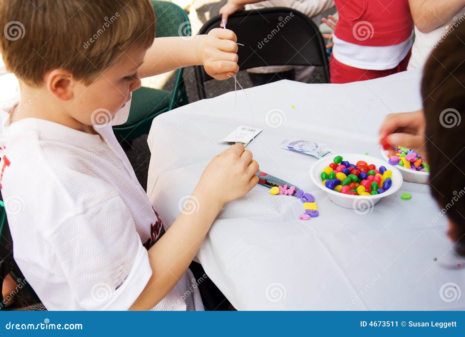 Kids doing crafts stock image. Image of colors, stringing - 4673511