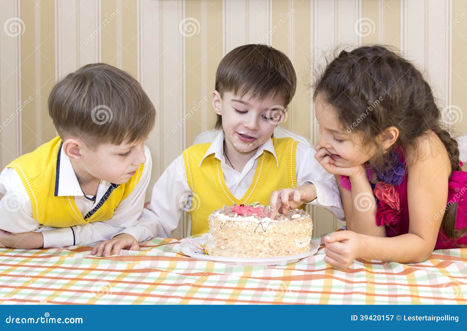 Kids eat cake stock image. Image of children, garden - 39420157