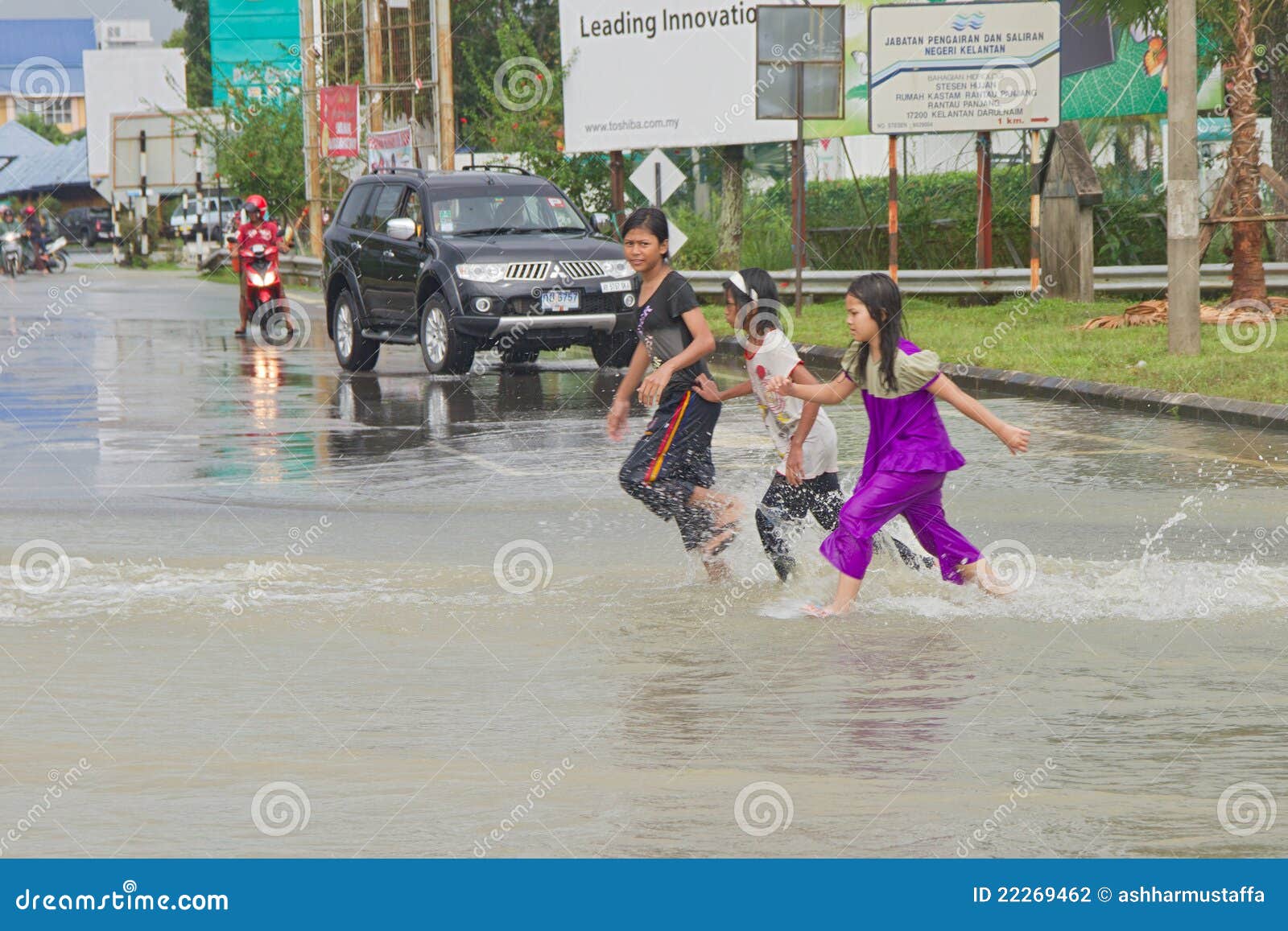Kids in Flood editorial photography. Image of food, family - 22269462