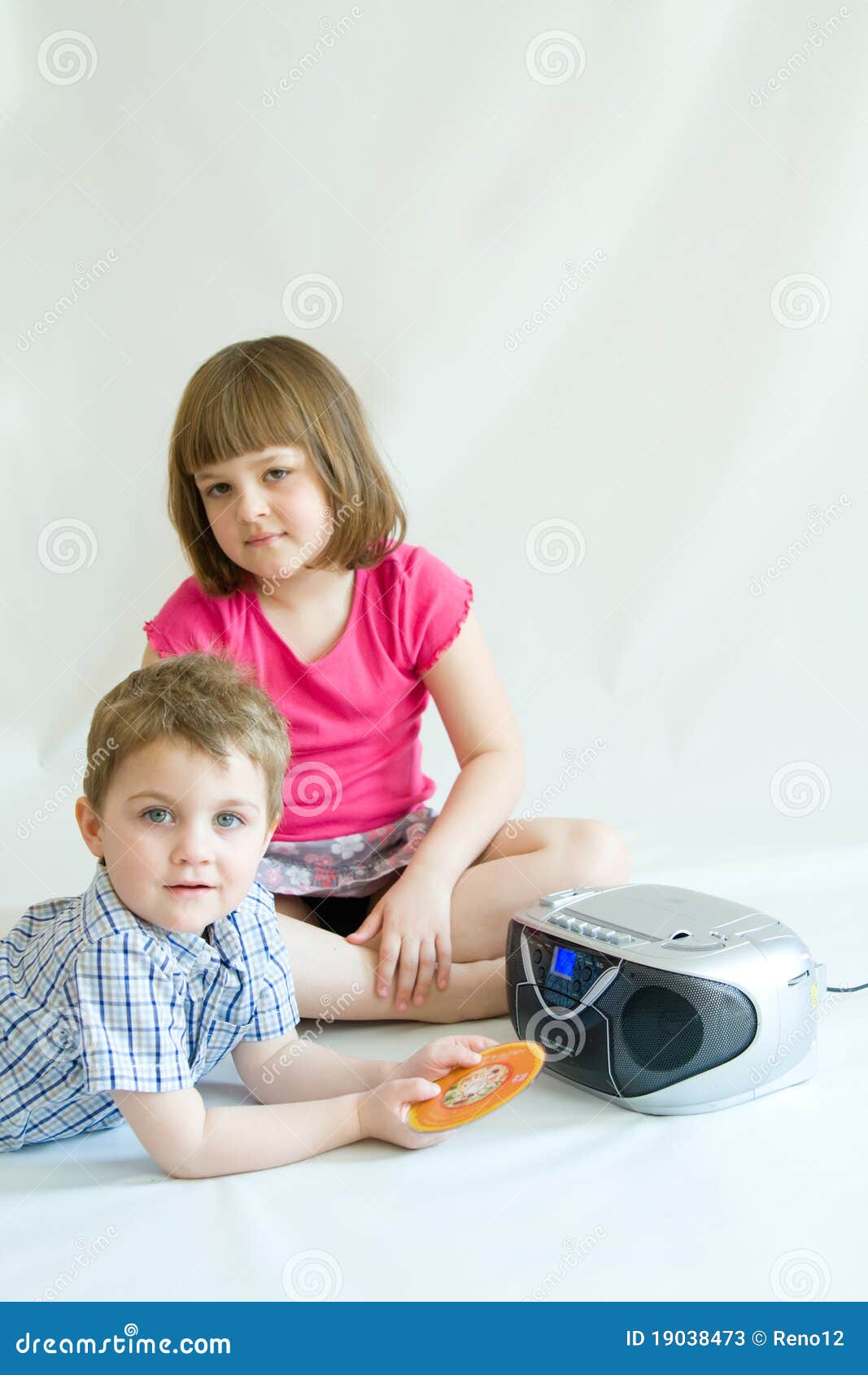 Kids Listening Royalty-Free Stock Photography | CartoonDealer.com #19038473