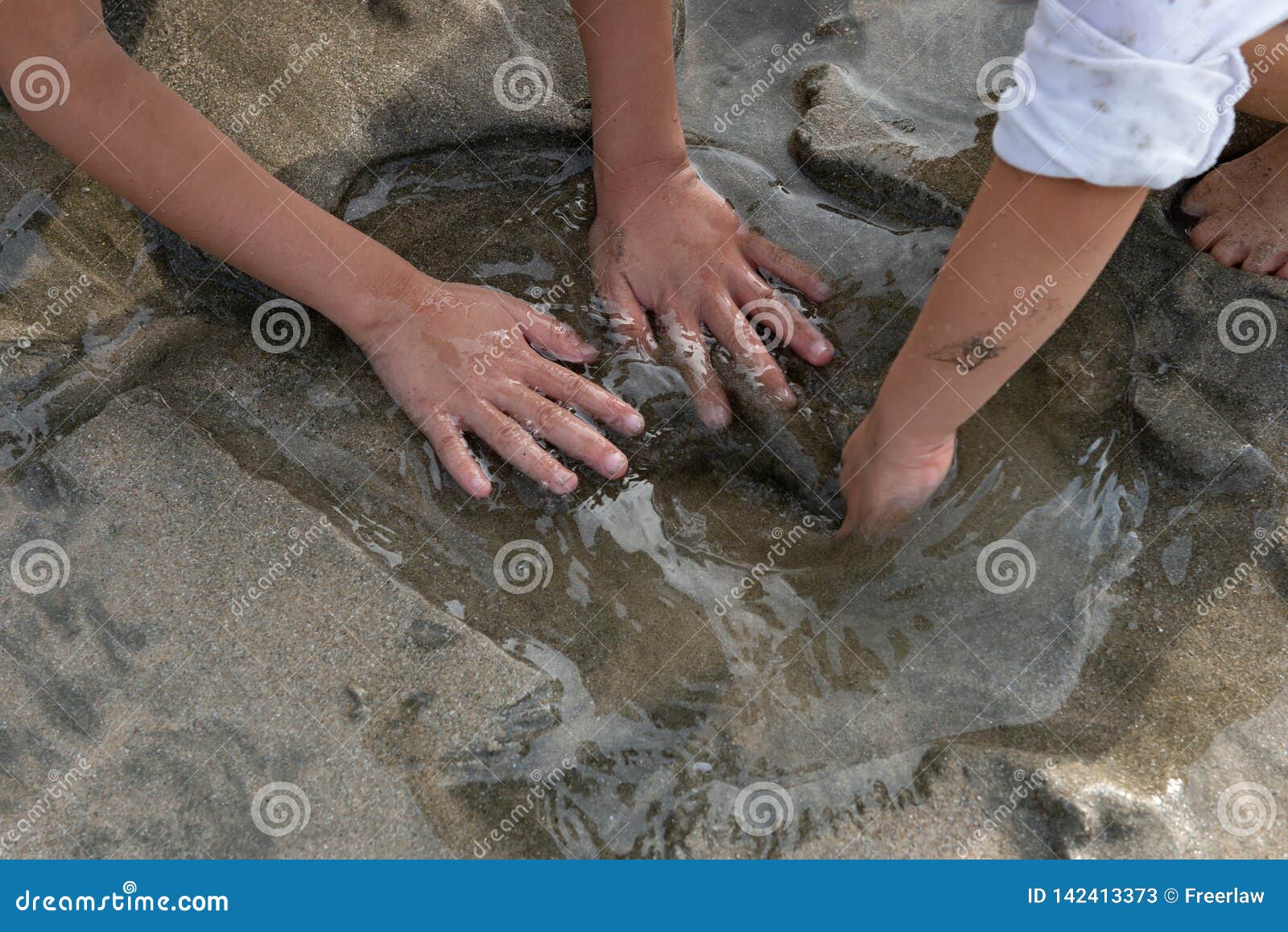 Kids playing sand on beach stock image. Image of shoreline - 142413373