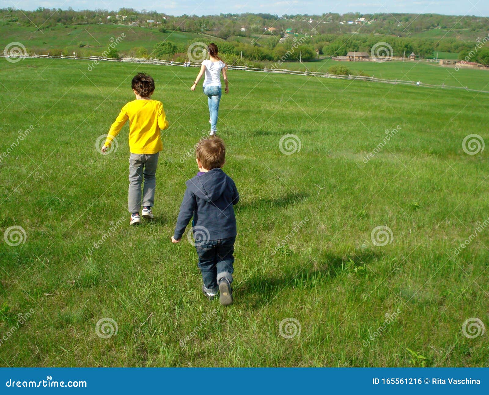 The Kids are Running through a Green Field 库存照片 - 图片 包括有 短小, 绿色: 165561216