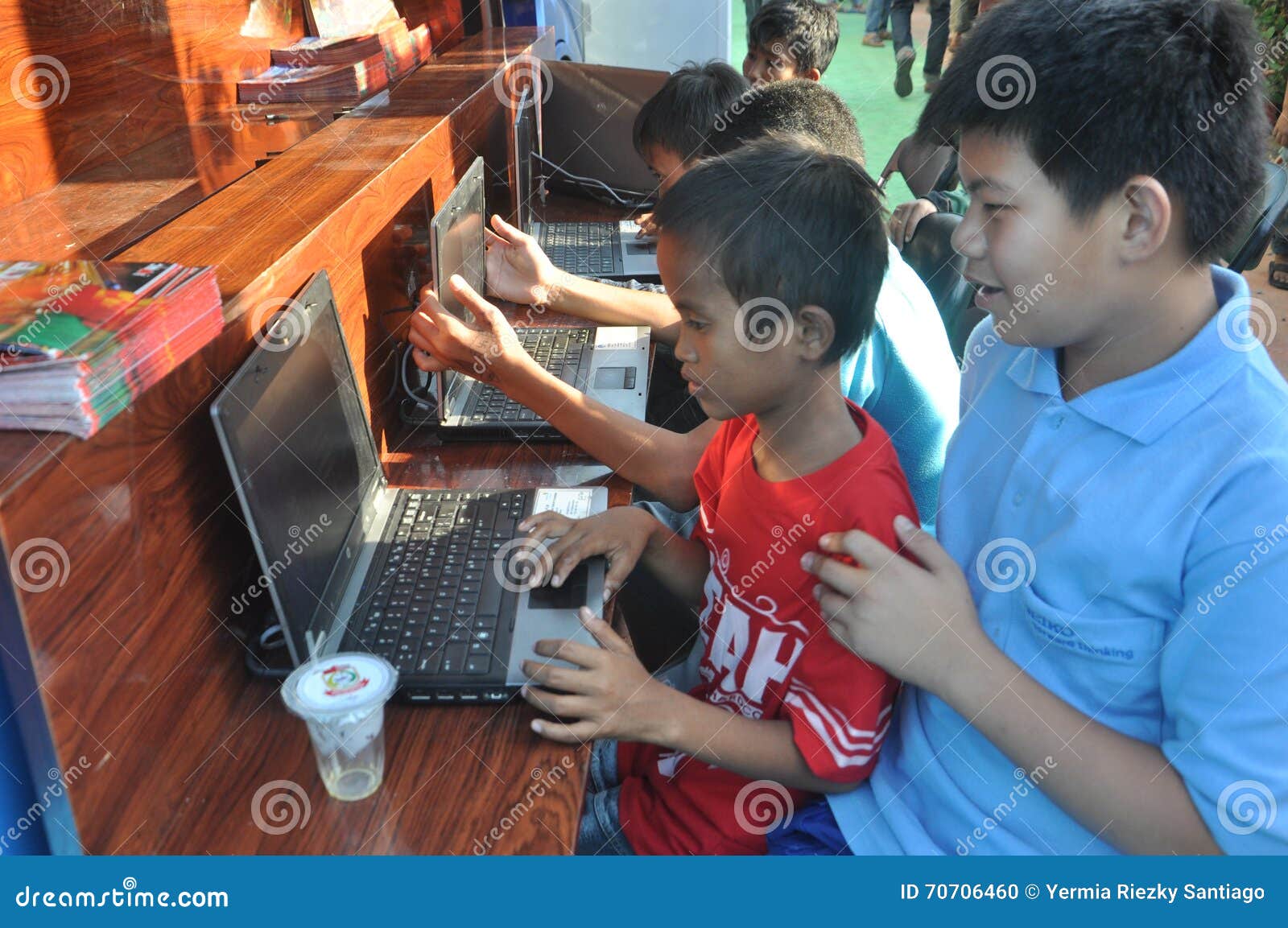 Kids Use Computers editorial image. Image of south, play - 70706460
