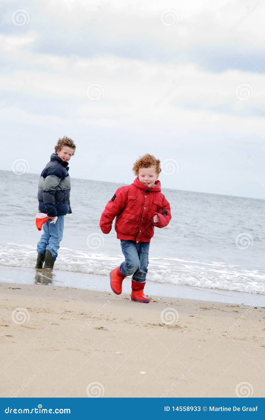 Kids at winter beach stock image. Image of chilly, childhood - 14558933