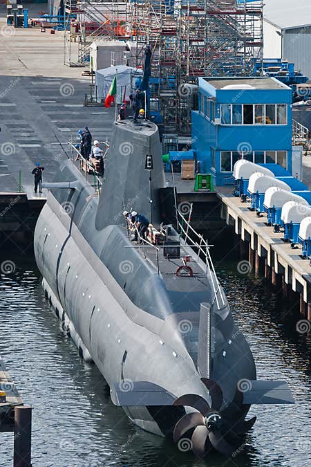 Kiel shipyard editorial image. Image of crane, dock, hull - 31705930