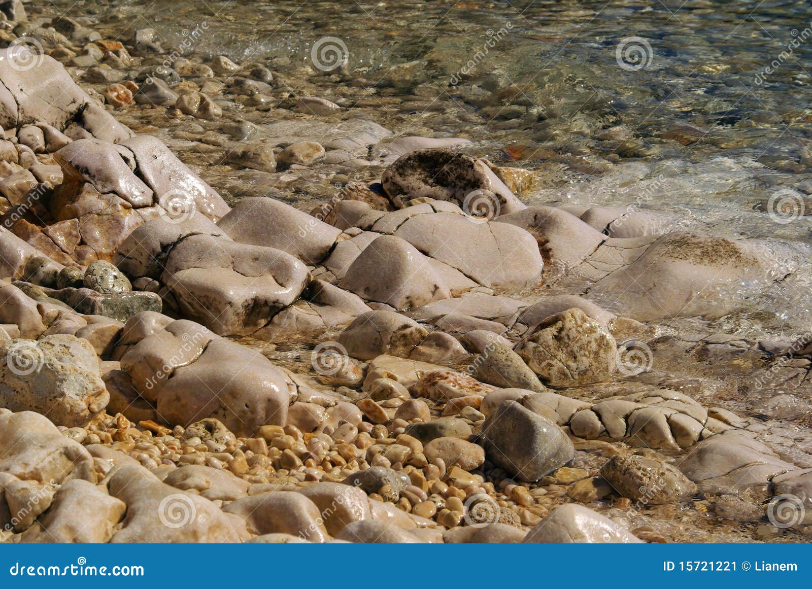 Kiezelsteen op het strand stock afbeelding. Image of kiezelstenen ...