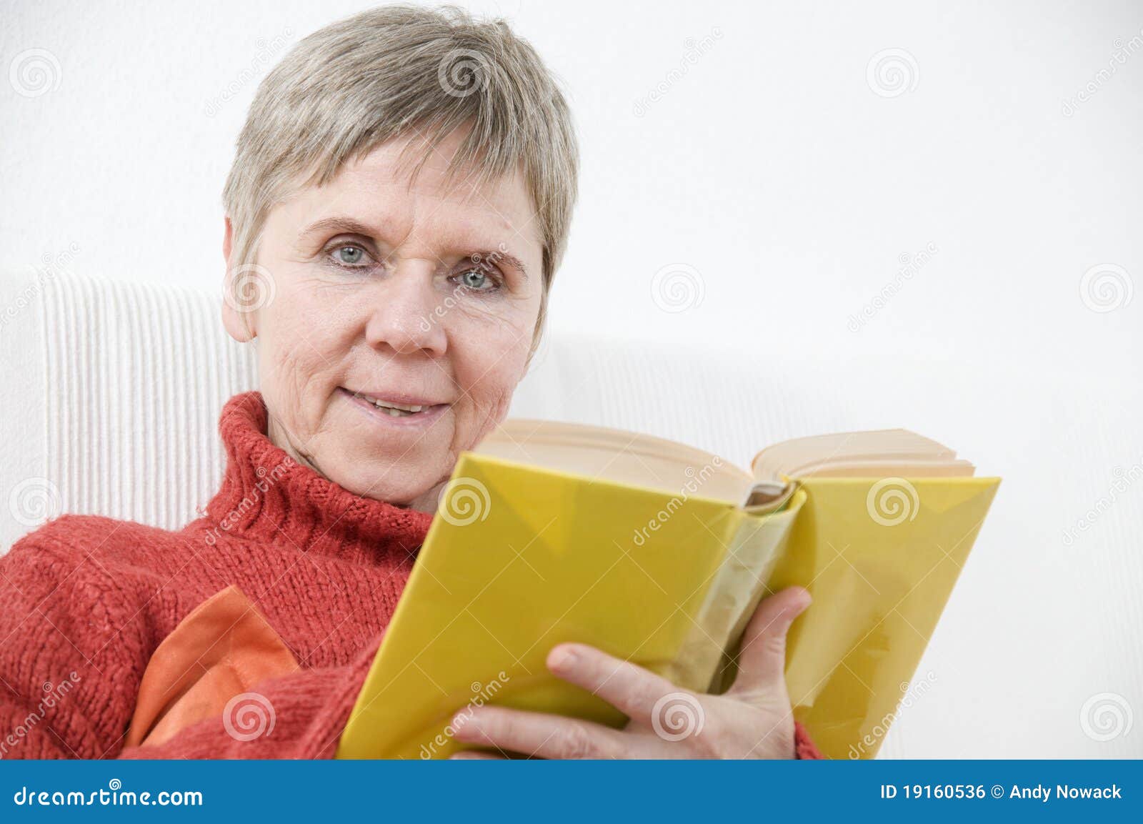 Kijk over het gele boek stock foto. Image of staar, rood - 19160536
