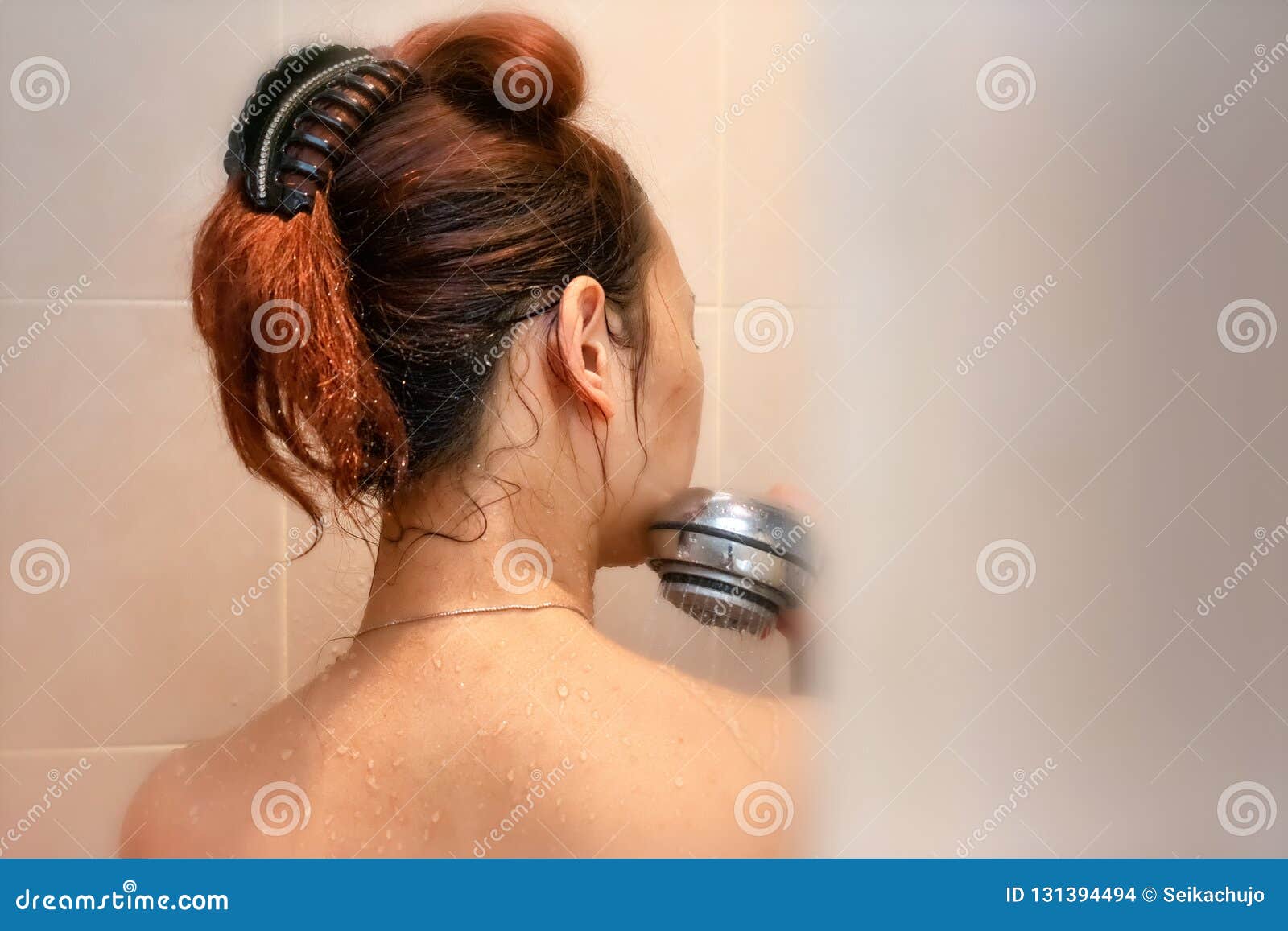 Kika Tom View Av En Kvinna I Duschen Arkivfoto - Bild av skräck, folk ...