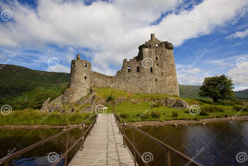 Kilchurn Castle Ruins stock image. Image of scotland - 10135825