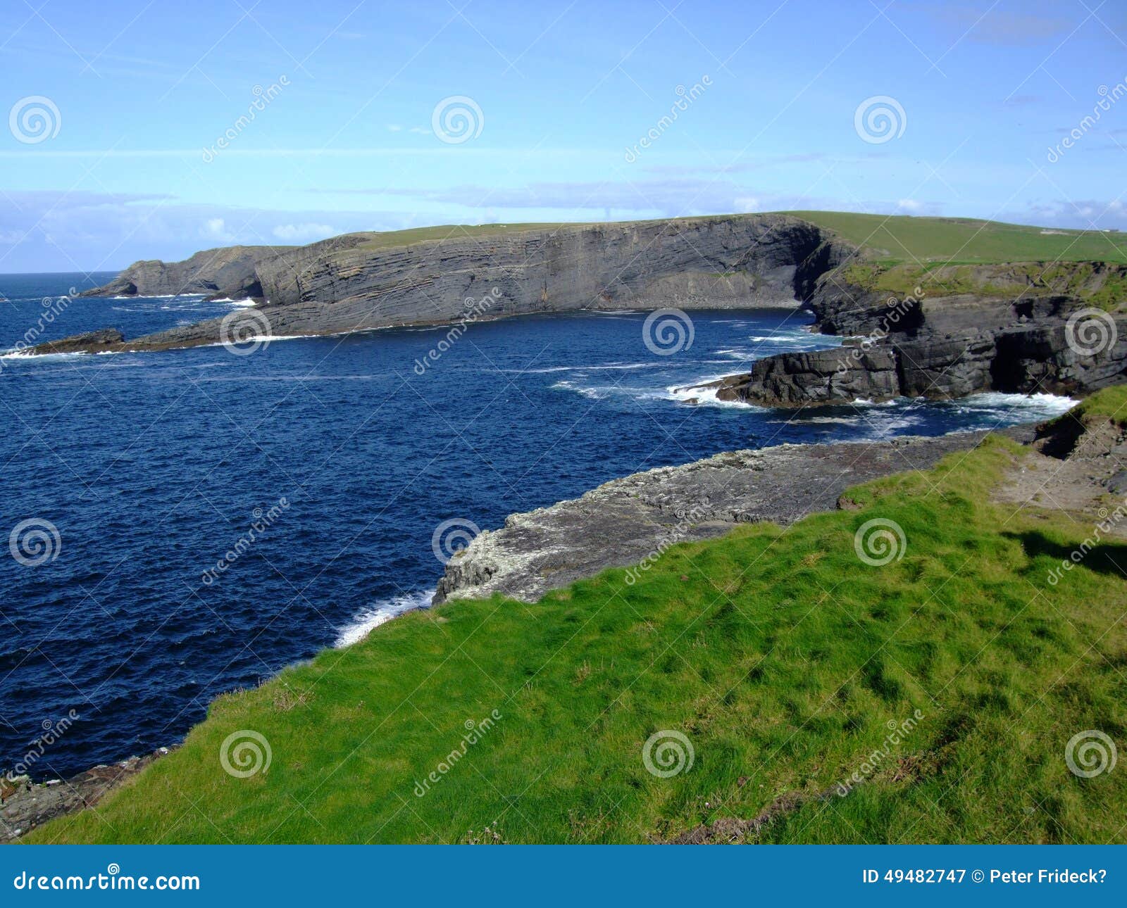 Kilkee Cliff Irelands immagine stock. Immagine di pericolo - 49482747