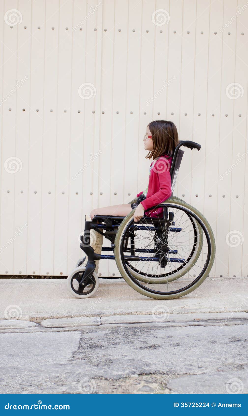 Kind alleen in rolstoel stock foto. Image of ruimte, gehandicapten ...