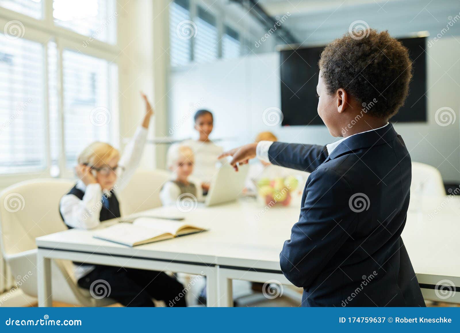 Kind Als Lehrer Stellt Studenten Fragen Im Klassenzimmer Stockbild ...