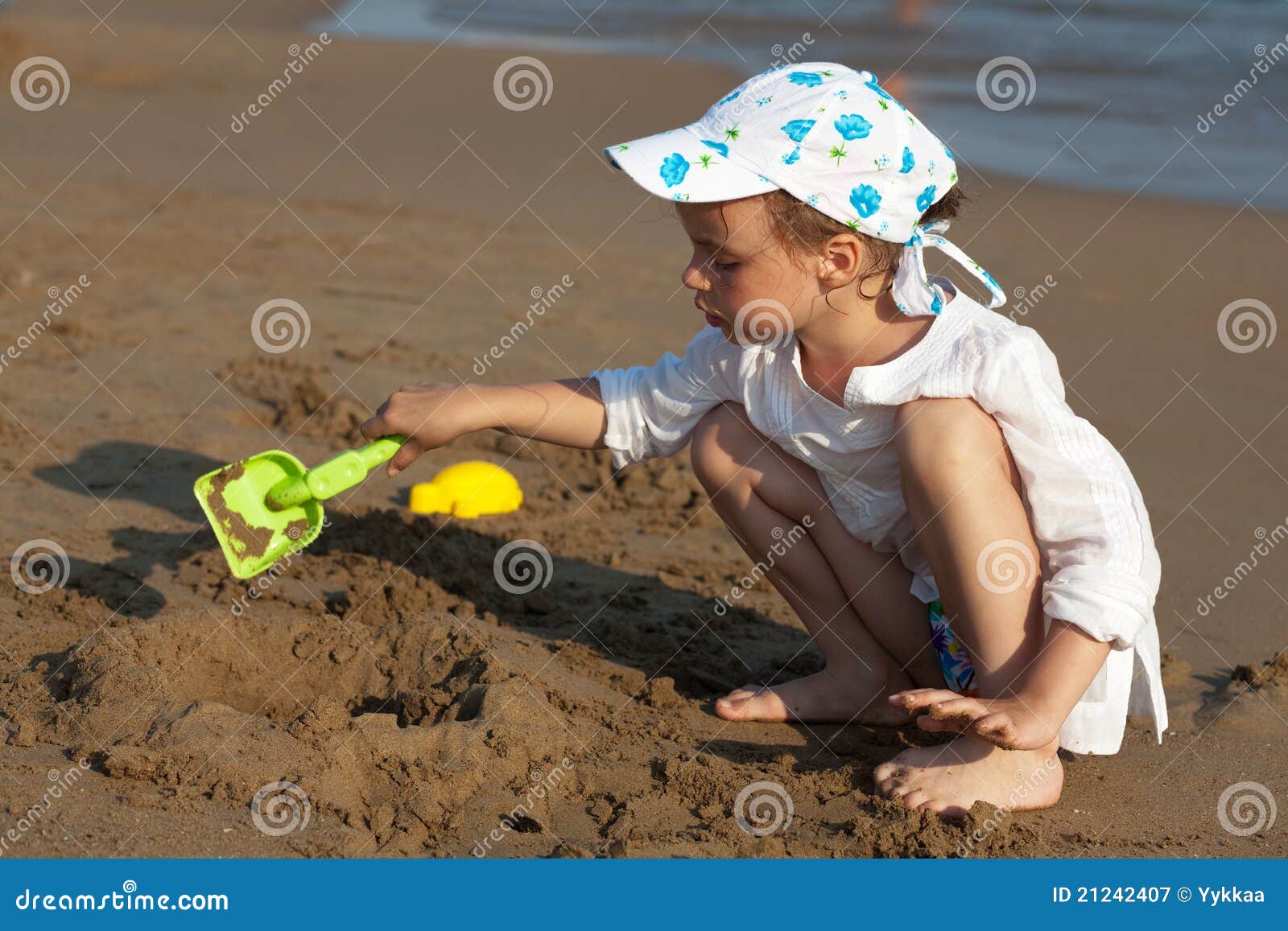 Kind Auf Dem Strand, Der Mit Sand Spielt. Stockbild - Bild von gebäude ...
