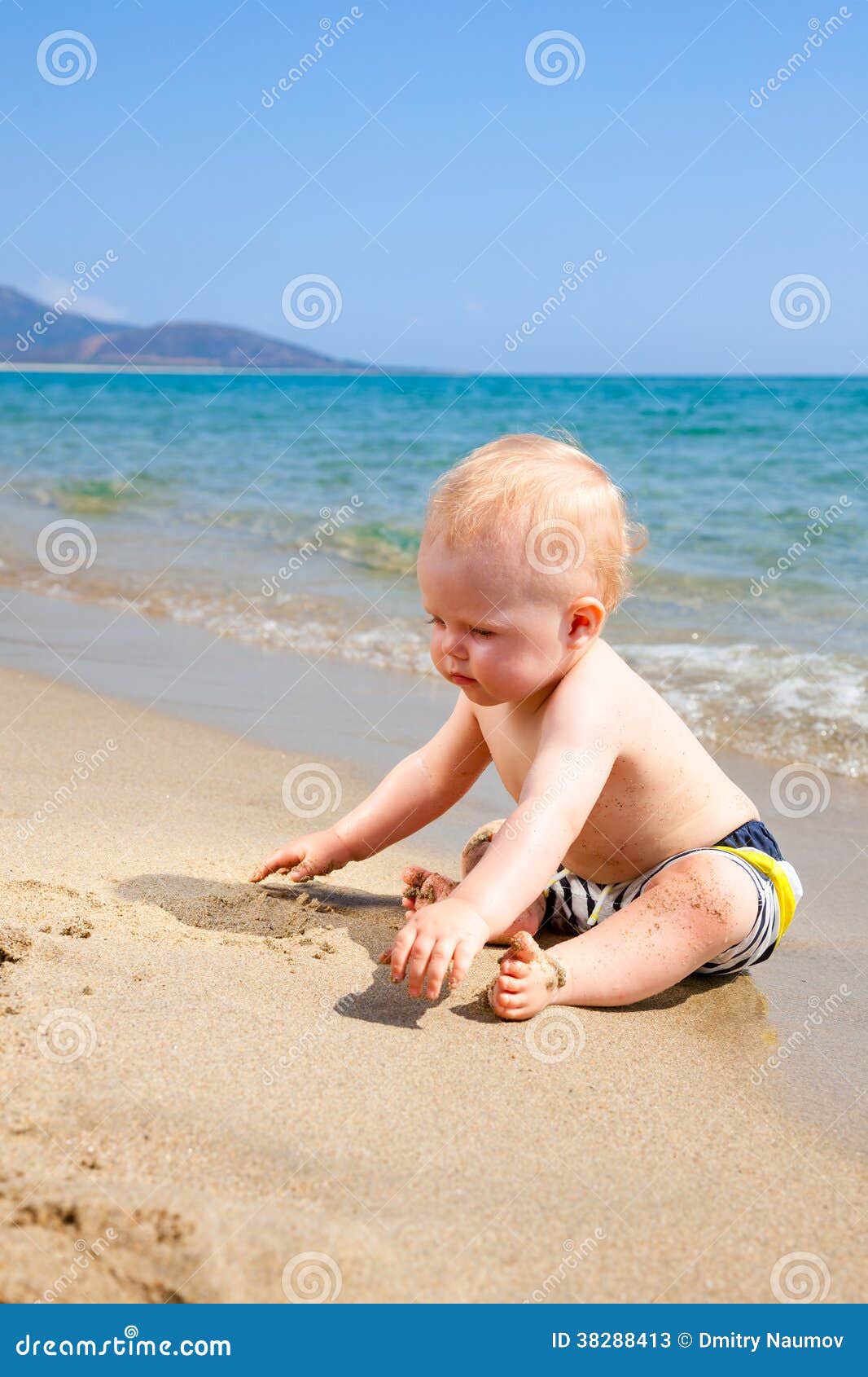 Kind auf einem Strand stockbild. Bild von strand, tageslicht - 38288413