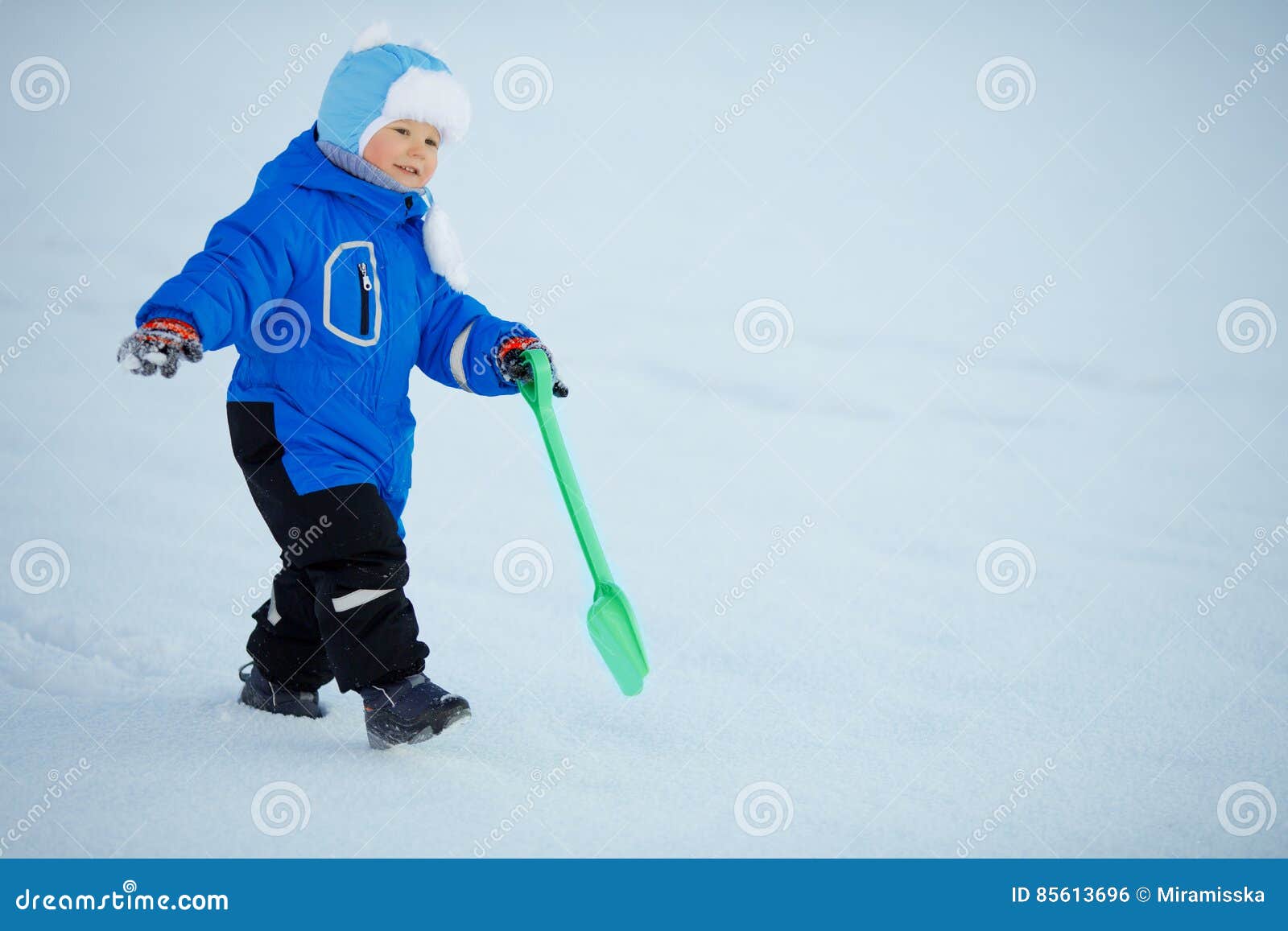 Kind Auf Hintergrund Der Winterlandschaft Ein Kind Im Schnee Sce ...