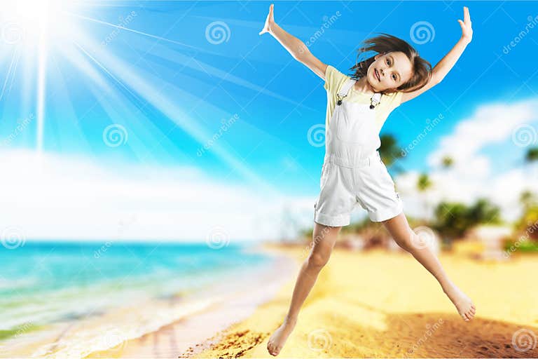 Kind auf Strand stockfoto. Bild von tätigkeit, energie - 118882188