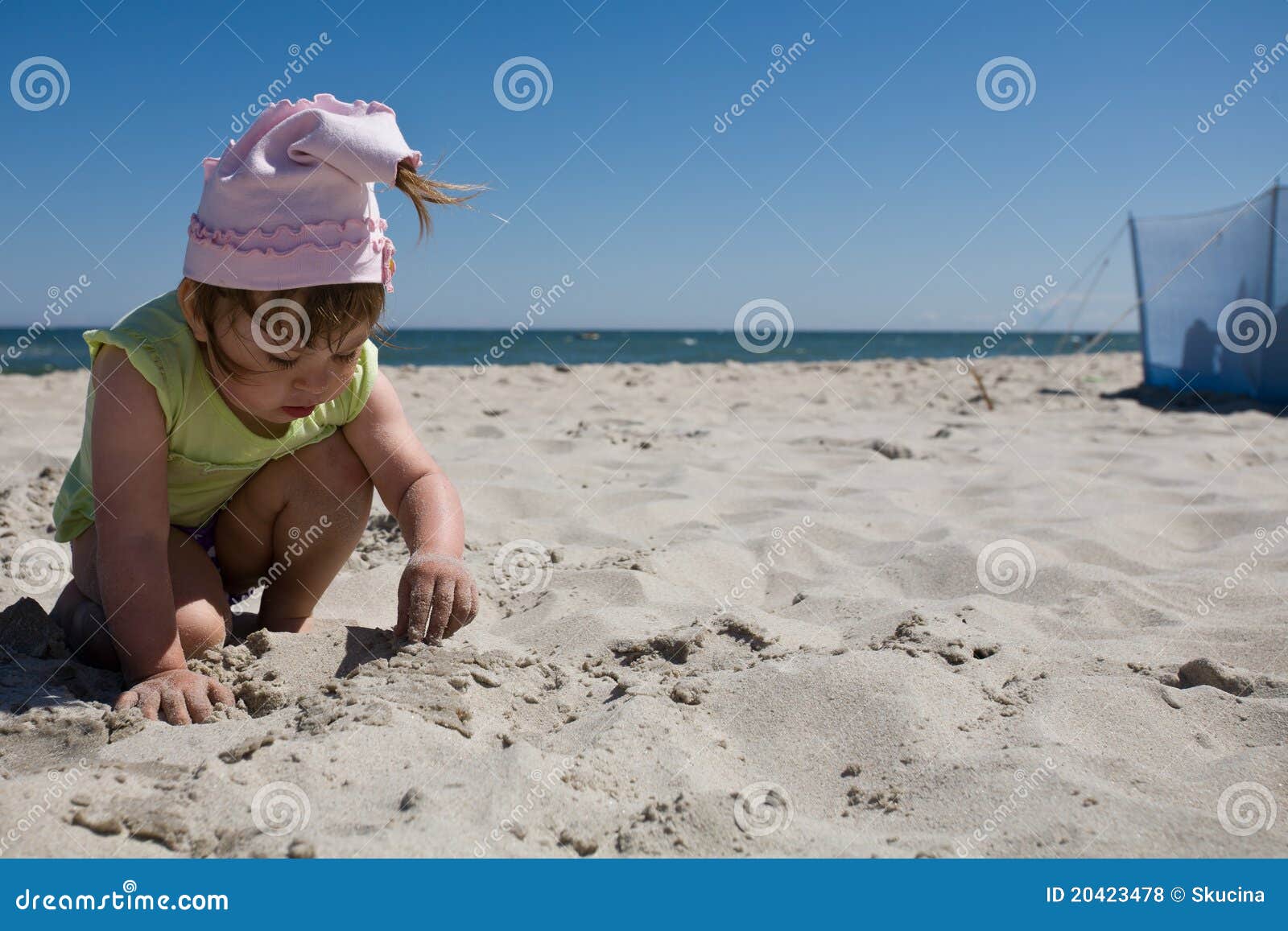 Kind auf Strand stockfoto. Bild von feiertag, spiel, blau - 20423478