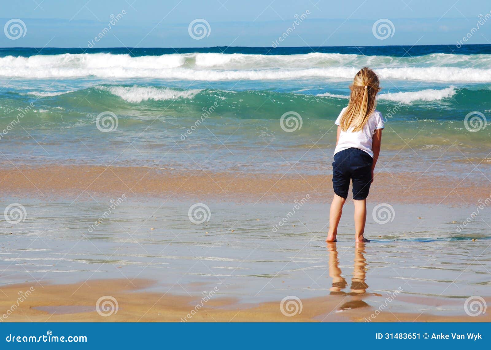 Kind auf Strand stockbild. Bild von horizontal, kind - 31483651