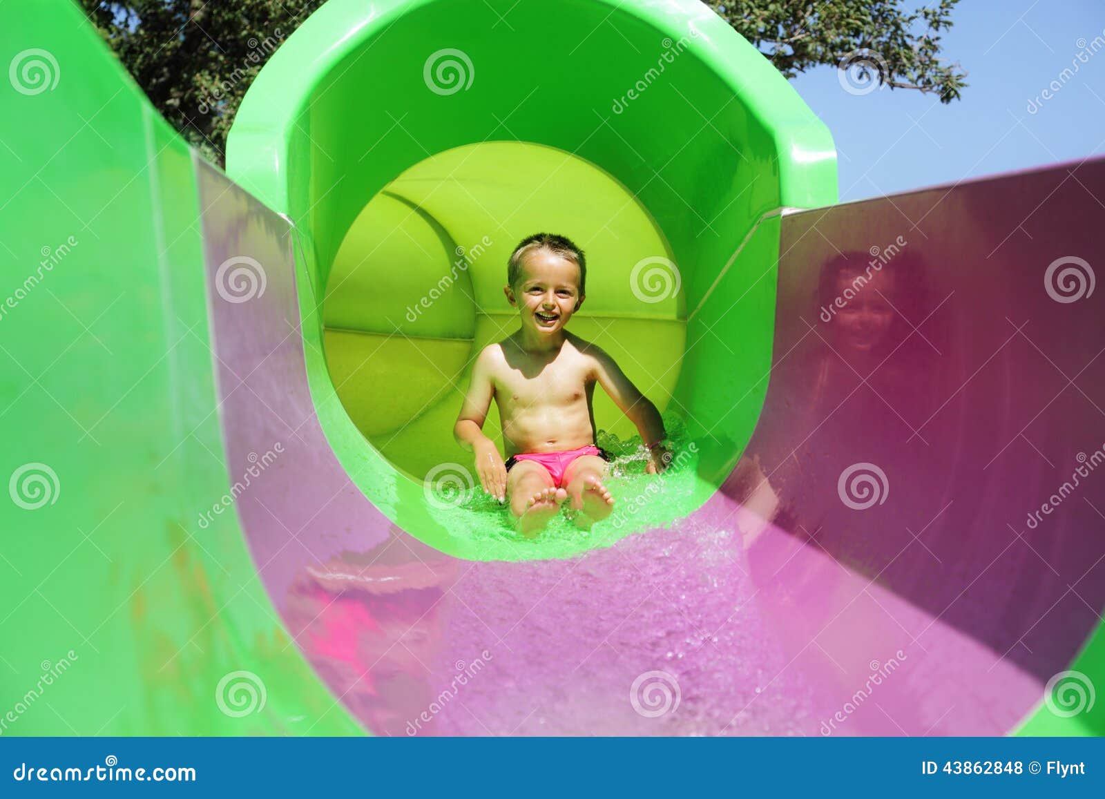 Kind auf Wasserrutschen stockfoto. Bild von farbe, unterhaltung - 43862848