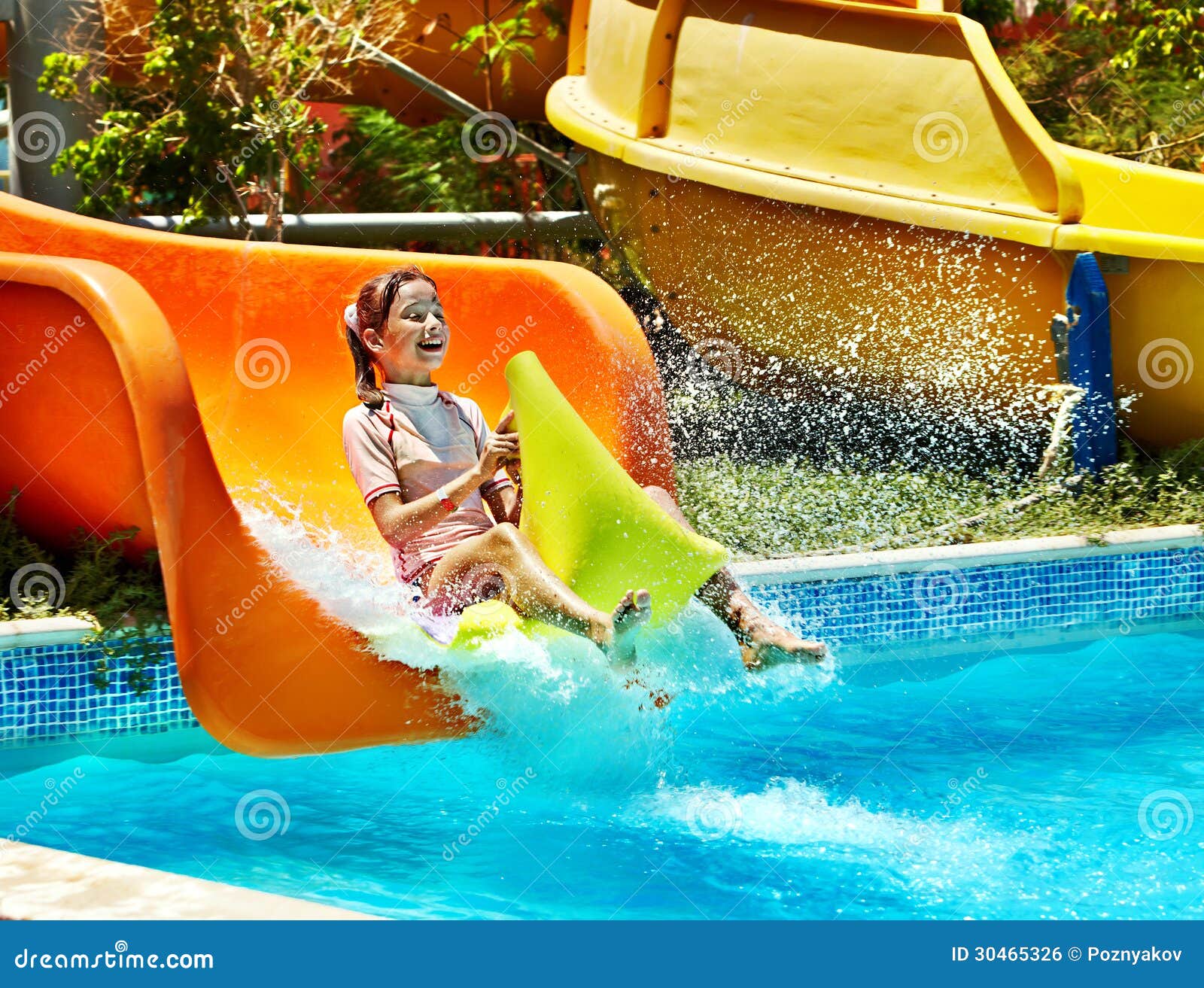 Kind Auf Wasserrutschen am Aquapark. Stockfoto - Bild von kindheit ...