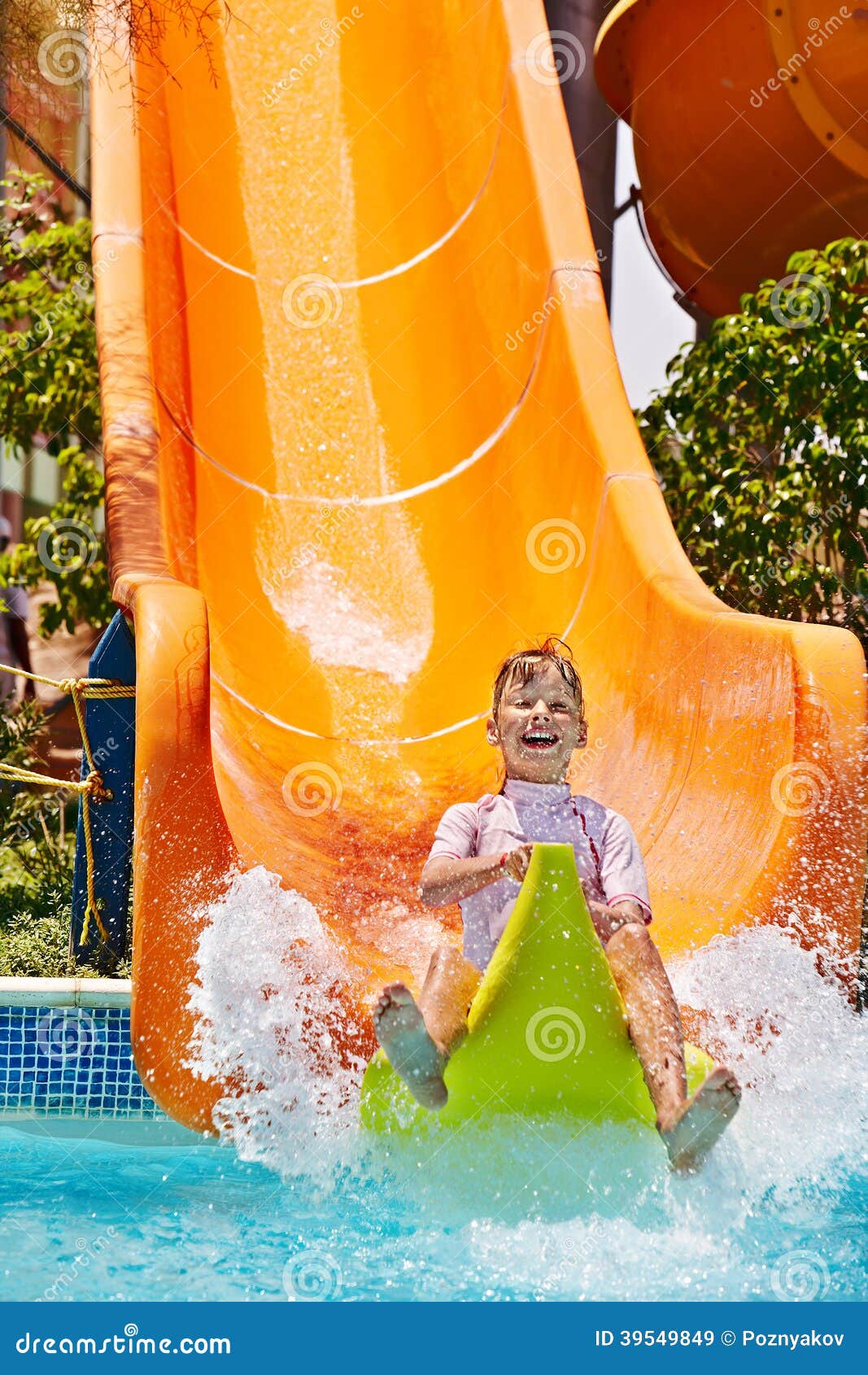 Kind Auf Wasserrutschen am Aquapark. Stockbild - Bild von leute ...
