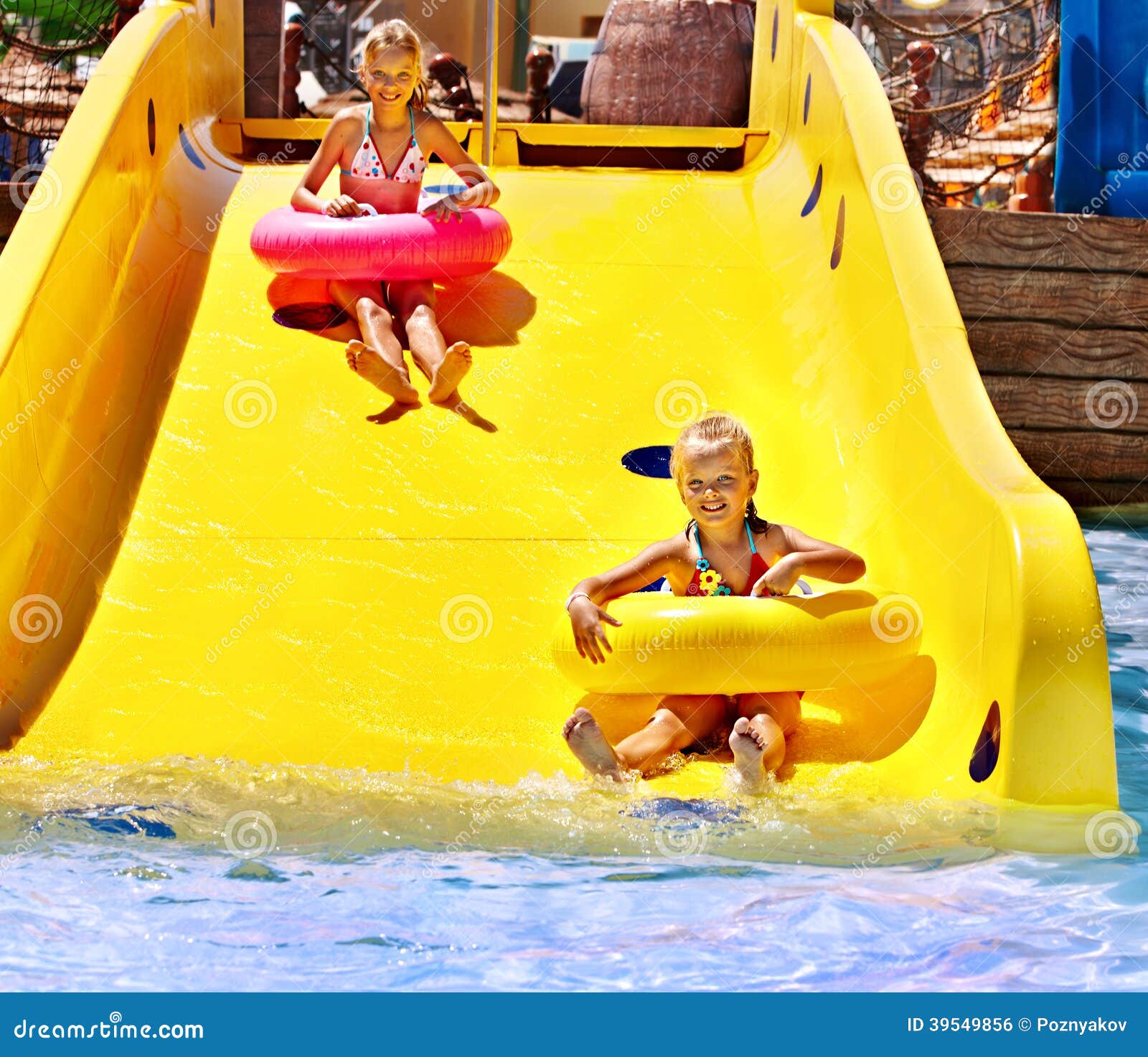 Kind Auf Wasserrutschen am Aquapark. Stockfoto - Bild von glücklich ...