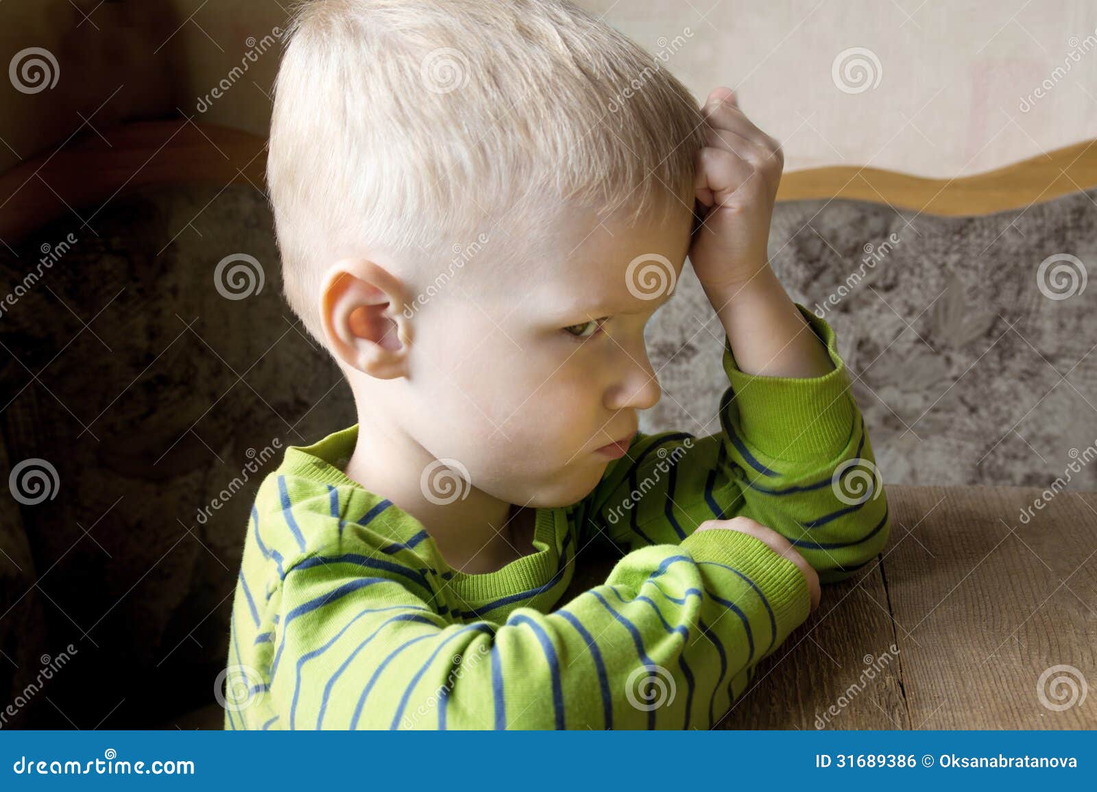 Kind Beleidigt Und Unglücklich Stockfoto - Bild von zicklein, kinder ...