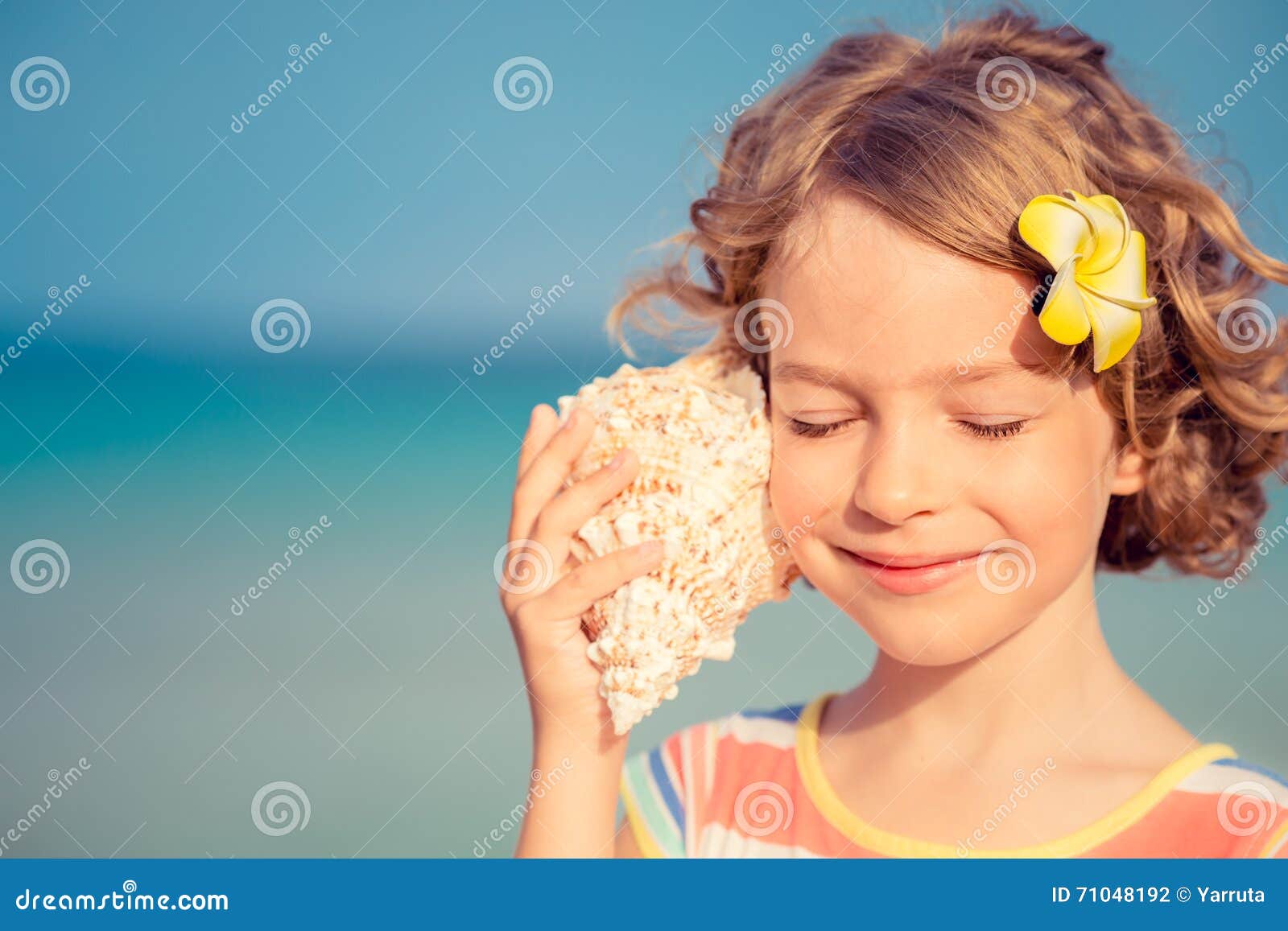 Kind, Das Auf Dem Strand Sich Entspannt Stockfoto - Bild von konzept ...