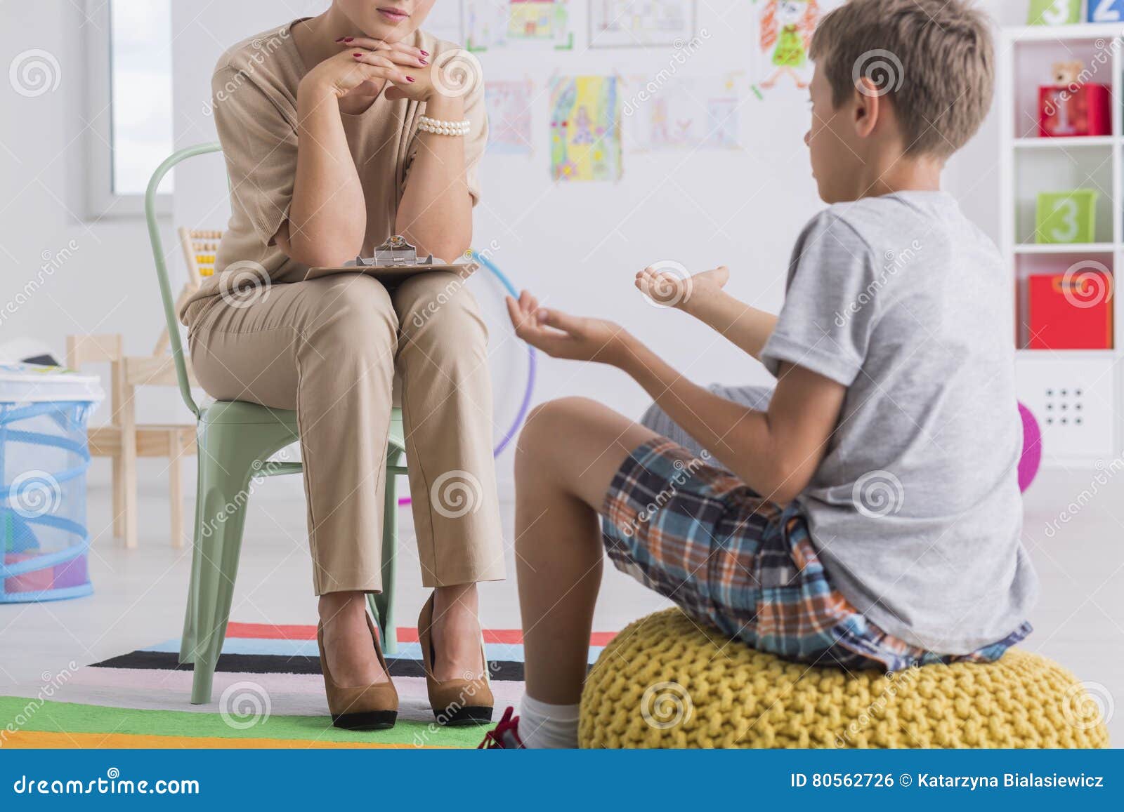 Kind, Das Auf Einem Puff Sitzt Stockfoto - Bild von kategorie ...