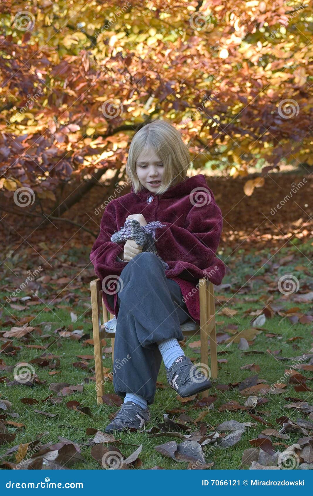 Kind, Das Auf Einem Stuhl Im Park Sitzt Stockbild - Bild von park ...