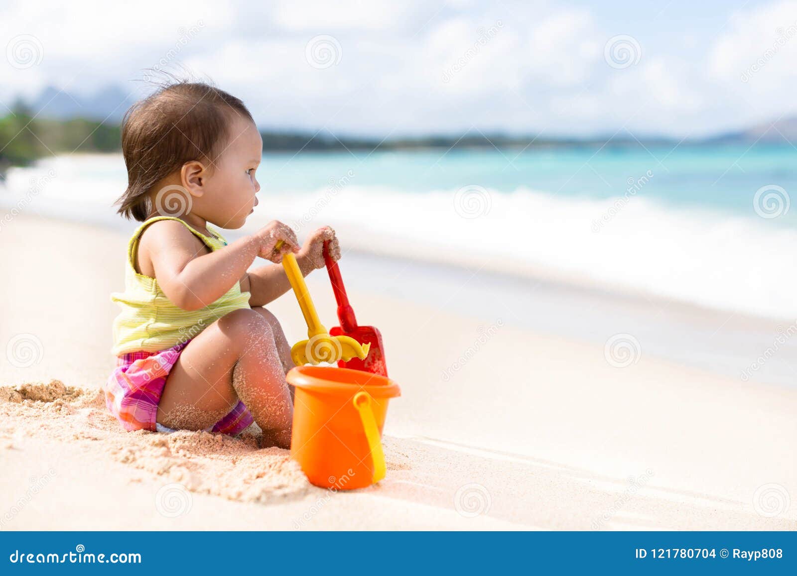 Kind, Das Auf Sandigem Strand Mit Einem Eimer Und Einer Schaufel Spielt ...