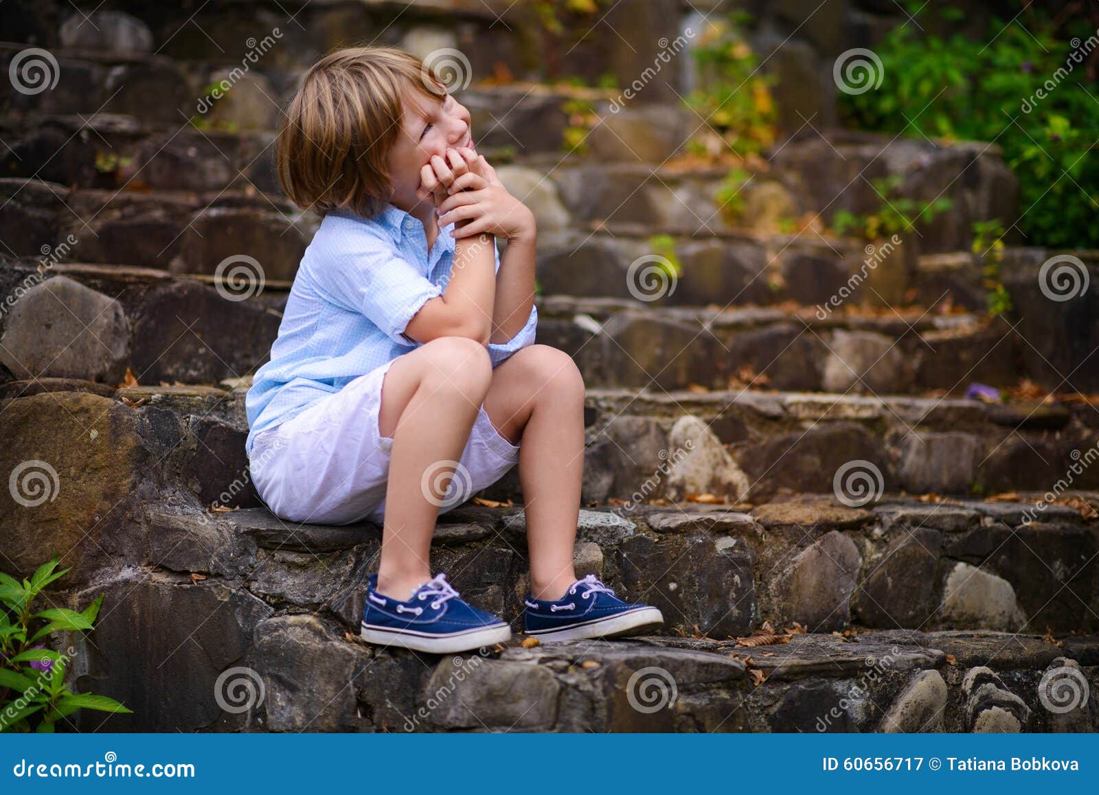 Kind, Das Auf Schritten Sitzt Stockbild - Bild von nett, ruhig: 60656717