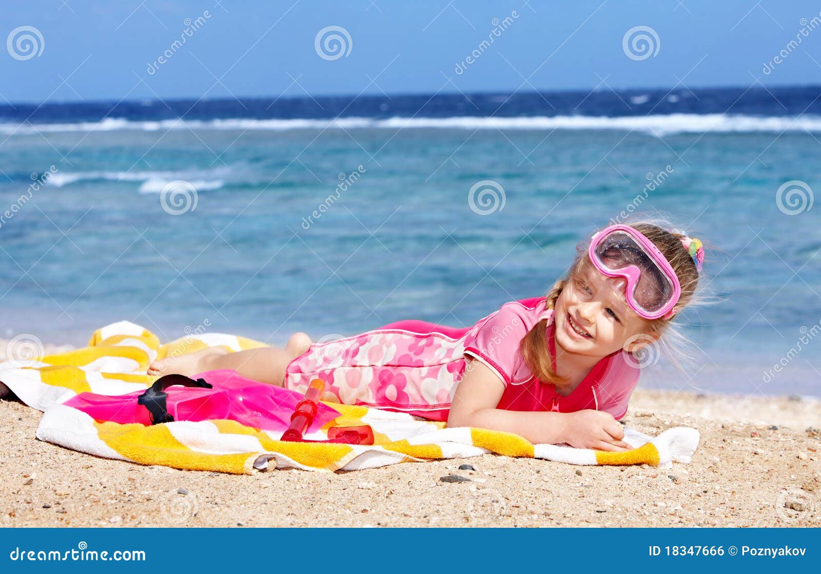 Kind, Das Auf Strand Spielt. Stockfoto - Bild von schutzbrillen ...