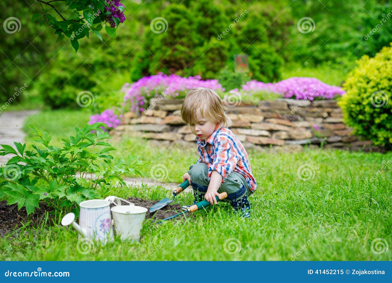 Kind, Das Blumen Im Garten Pflanzt Stockbild - Bild von errichten ...