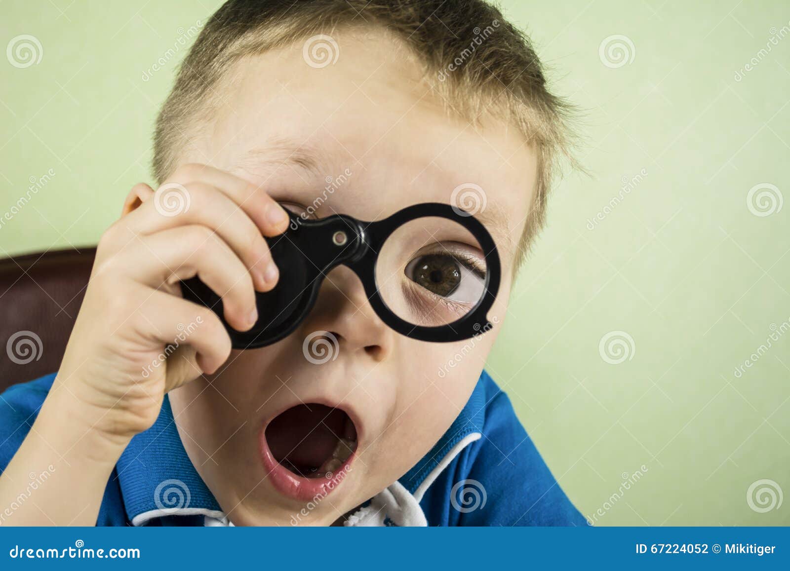 Kind, Das Durch Eine Lupe Schaut Stockfoto - Bild von gefühl, lustig ...