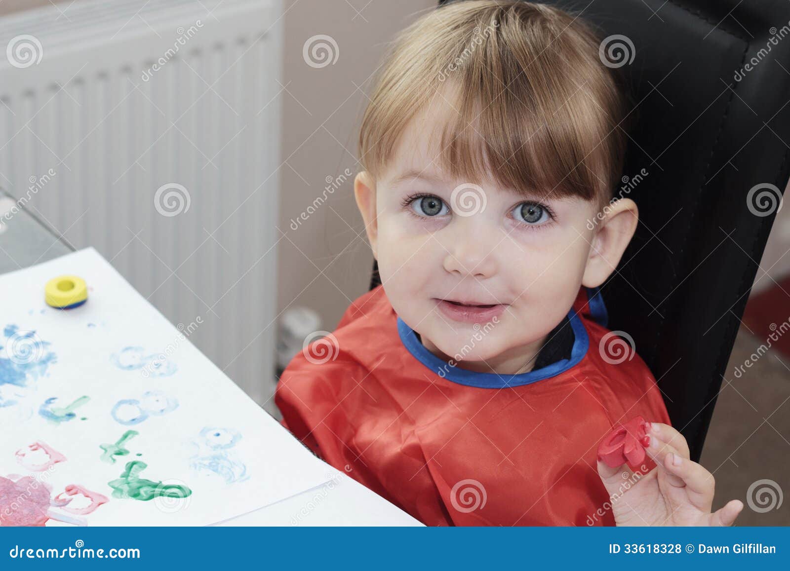 Kind, das ein Bild malt stockfoto. Bild von haupt, abbildung - 33618328