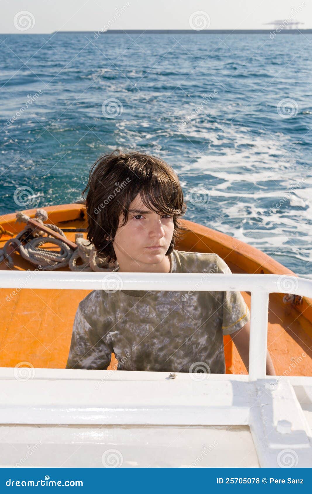 Kind, Das Ein Boot Antreibt Stockfoto - Bild von aktivität, boot: 25705078