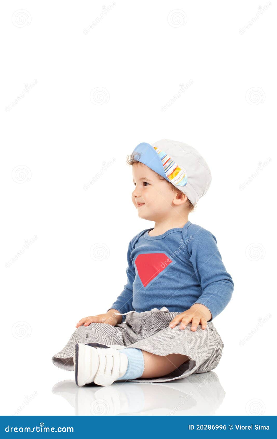 Kind, Das Eine Seite Sitzt Und Schaut Stockfoto - Bild von studio ...