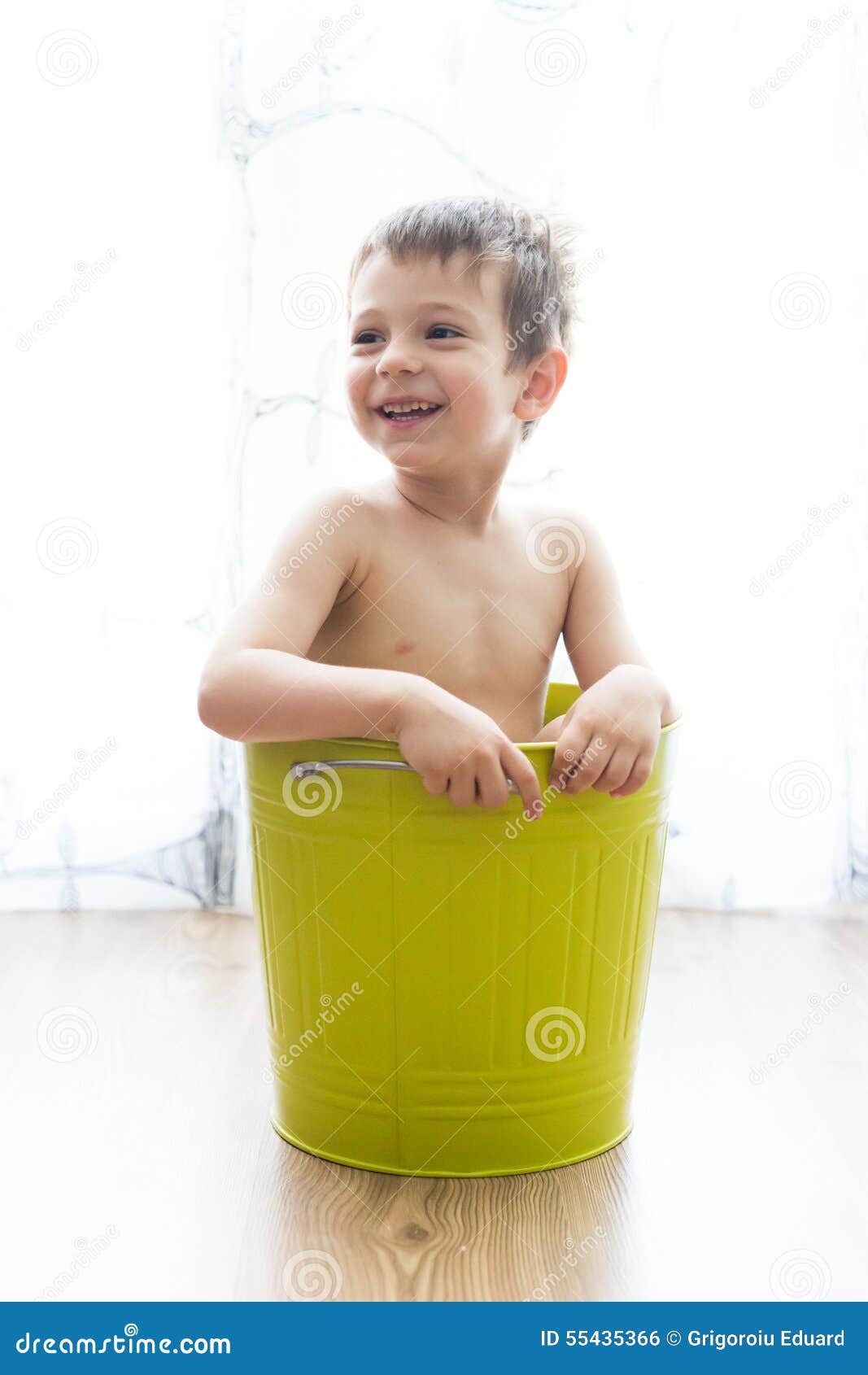 Kind, Das in Einem Grünen Eimer Badet Stockfoto - Bild von grün, innere ...