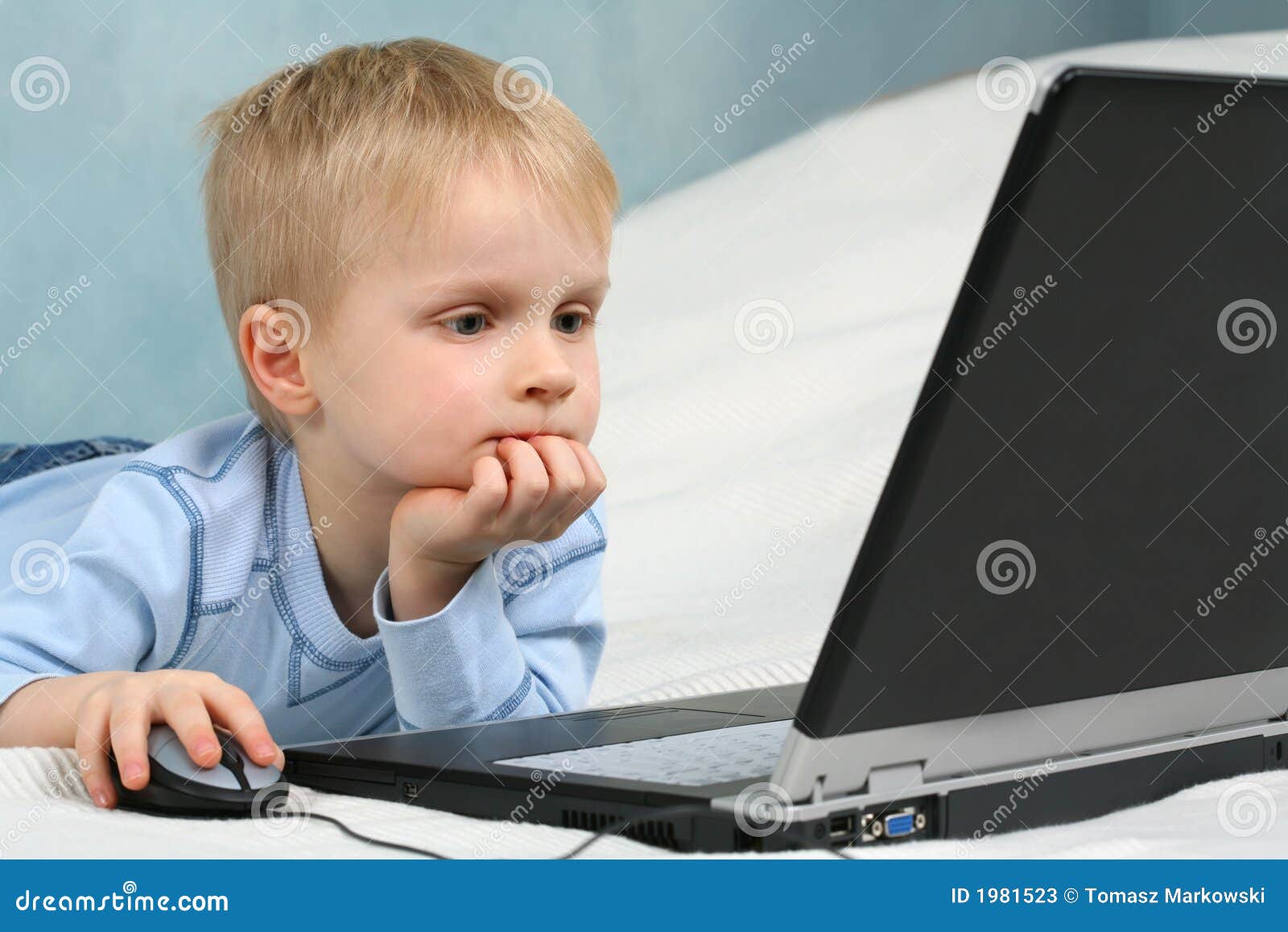 Kind, Das Einen Computer Verwendet Stockbild - Bild von blau, junge ...